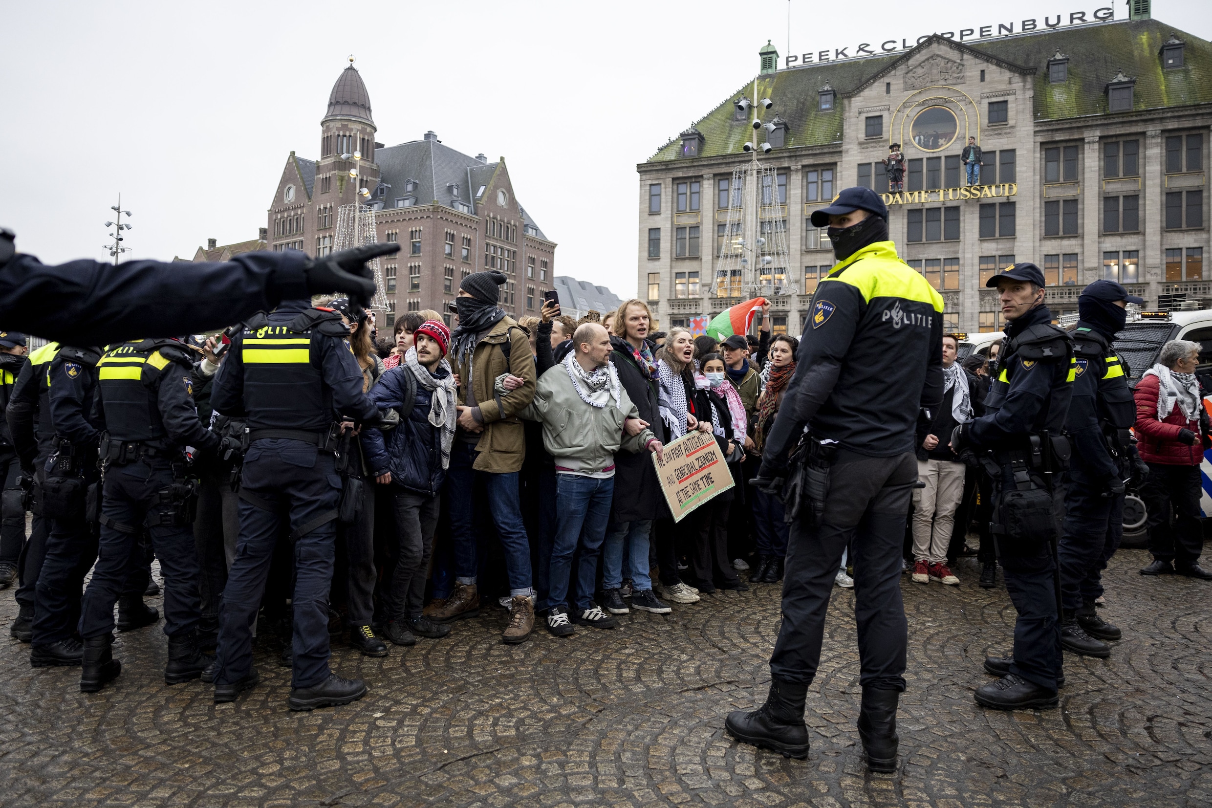 Journalist zondag aangehouden bij demonstratie op de Dam, politie zegt ...
