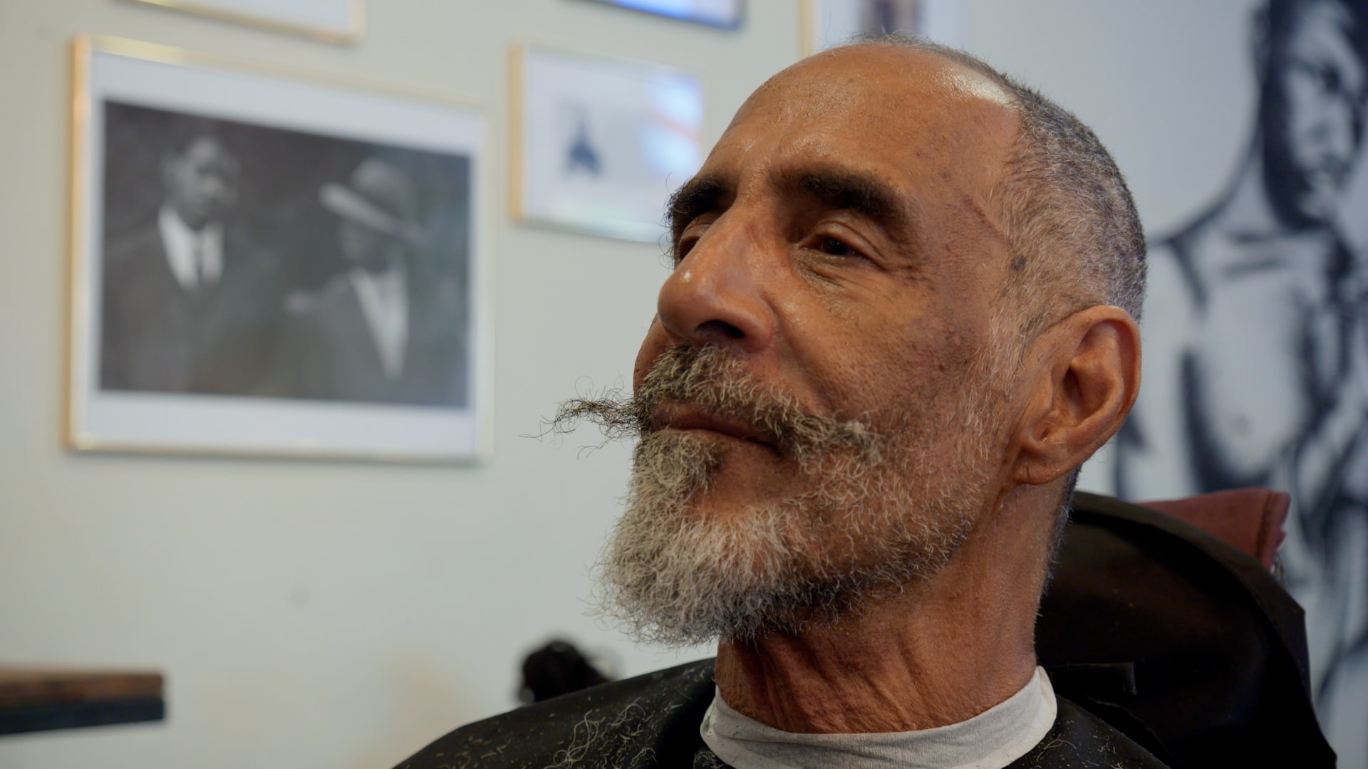 Recensie: Warmbloedig portret van boegbeeld van zwarte kunst Felix de ...