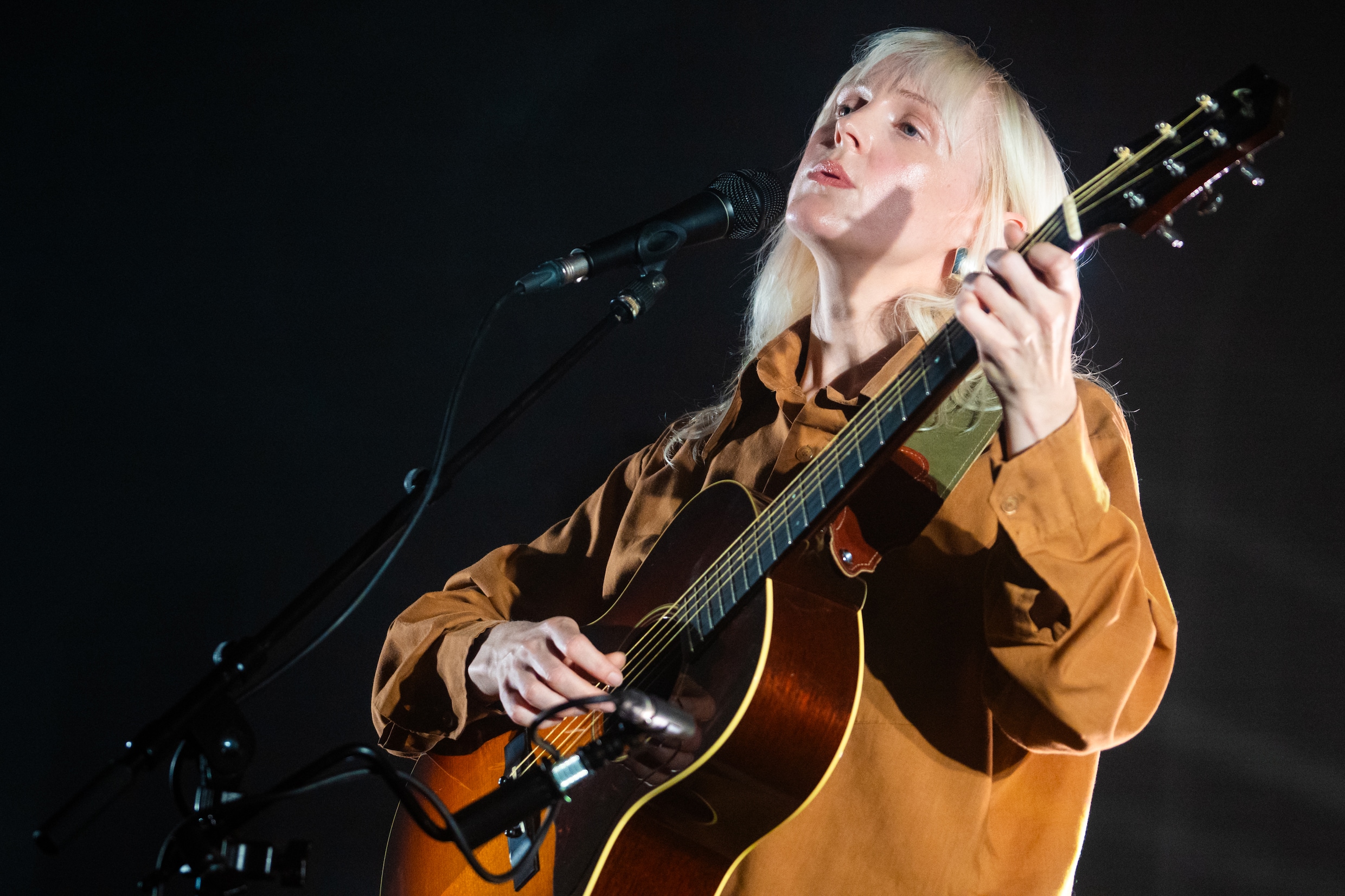 Recensie: Laura Marling speelt ontroerend klein op ‘Patterns in Repeat ...