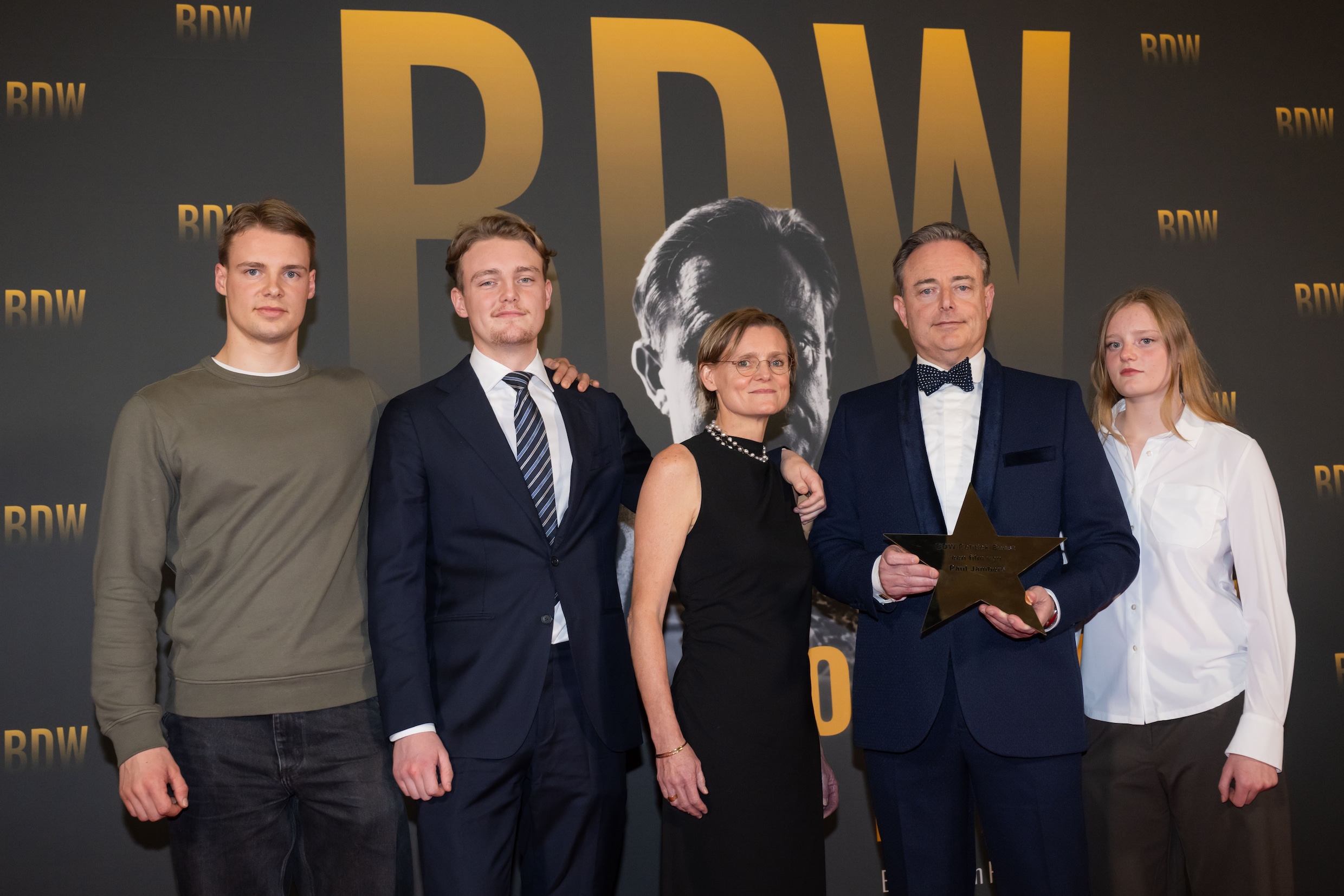 Premiersvrouw België worstelt met trauma’s en verliest zich in ...