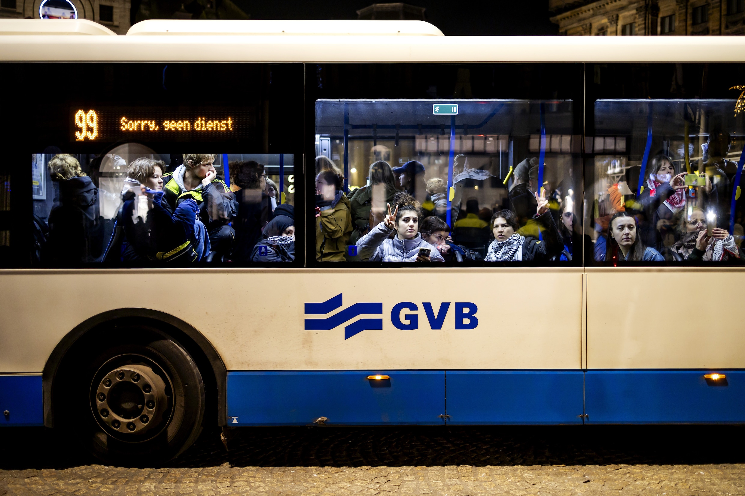 Verplaatste demonstranten beschuldigen politie van buitensporig, niet ...