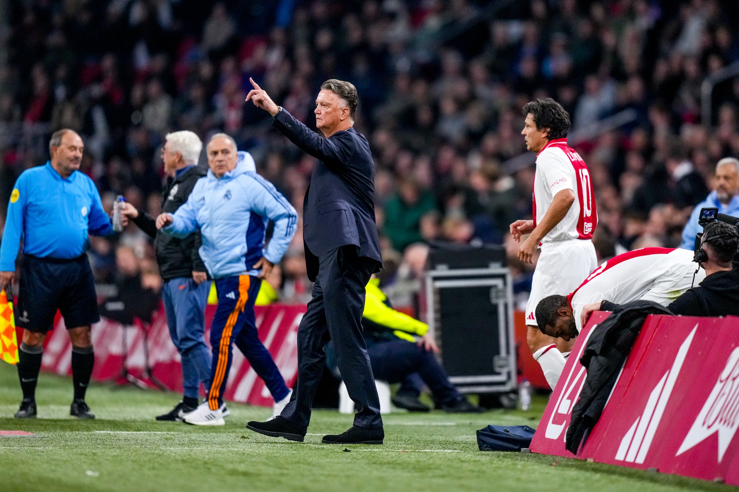 Ooit godenzonen, nu gewone stervelingen: jubileumwedstrijd Ajax Legends ...