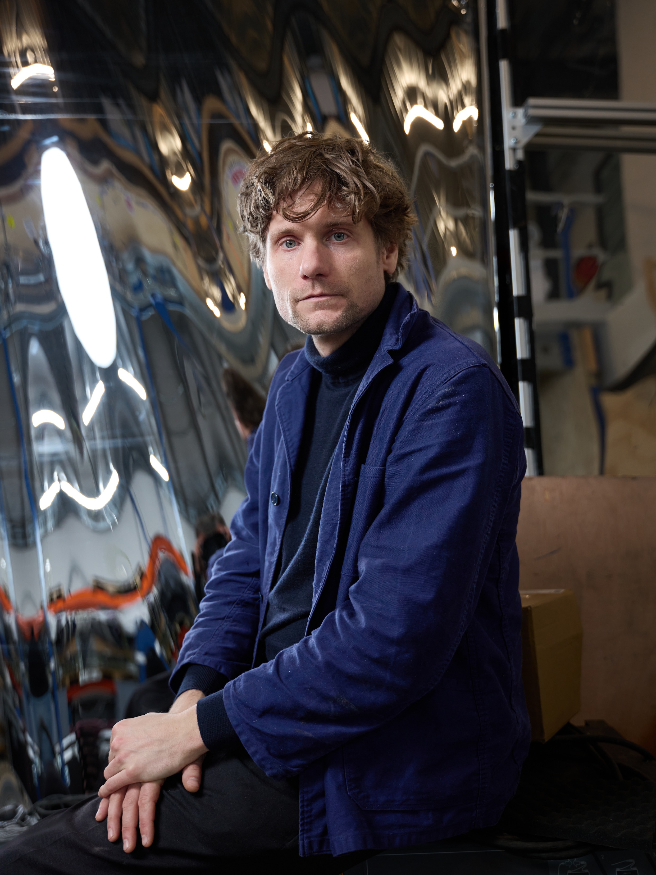 Een sjoelbak, wapperend doek en abstracte vogels op de experimentele kunstbeurs Unfair ...