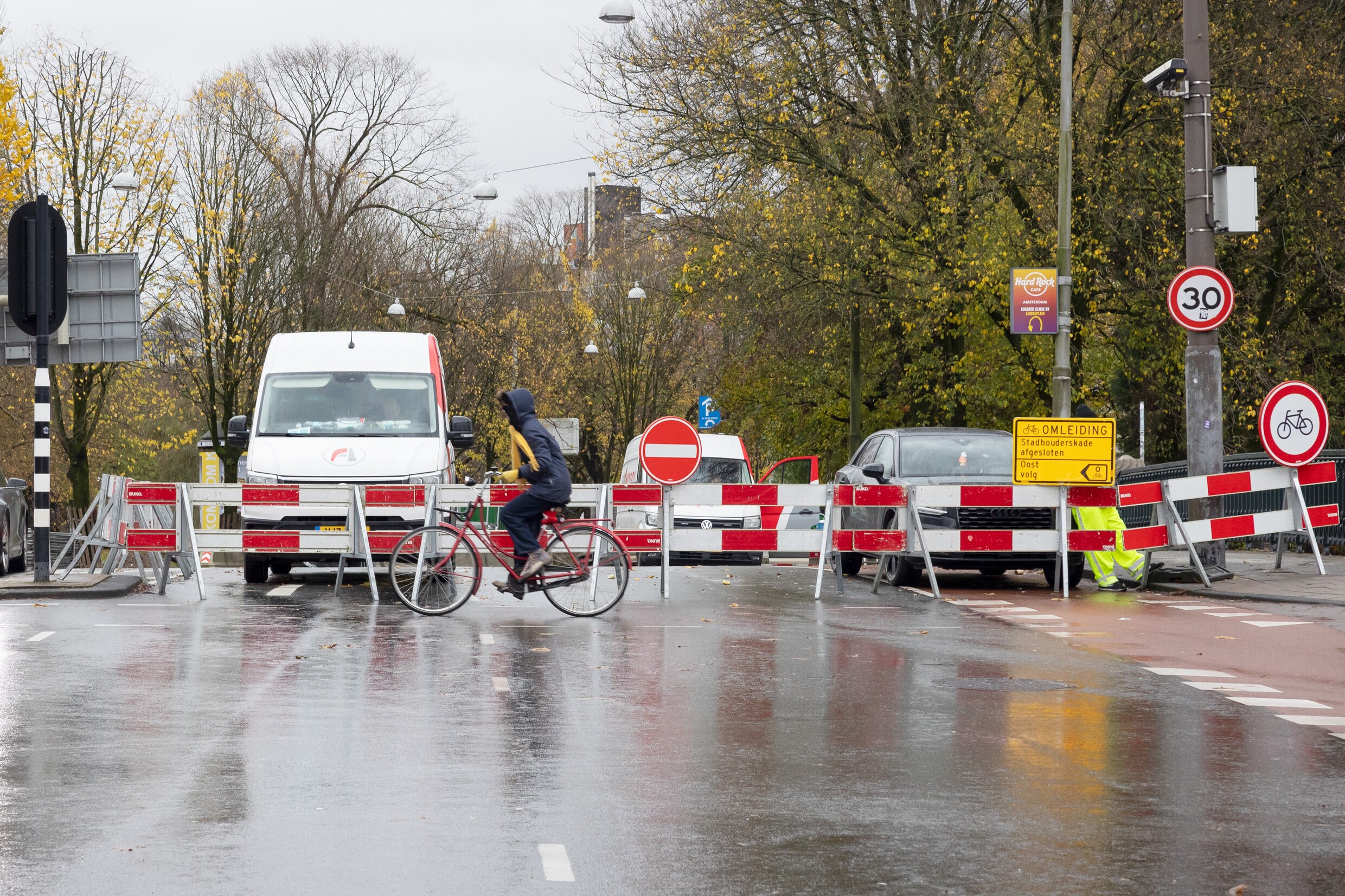 Agressie en geweld bij afsluiting Stadhouderskade: ‘Blijf van onze verkeersregelaars af!’ | Het ...