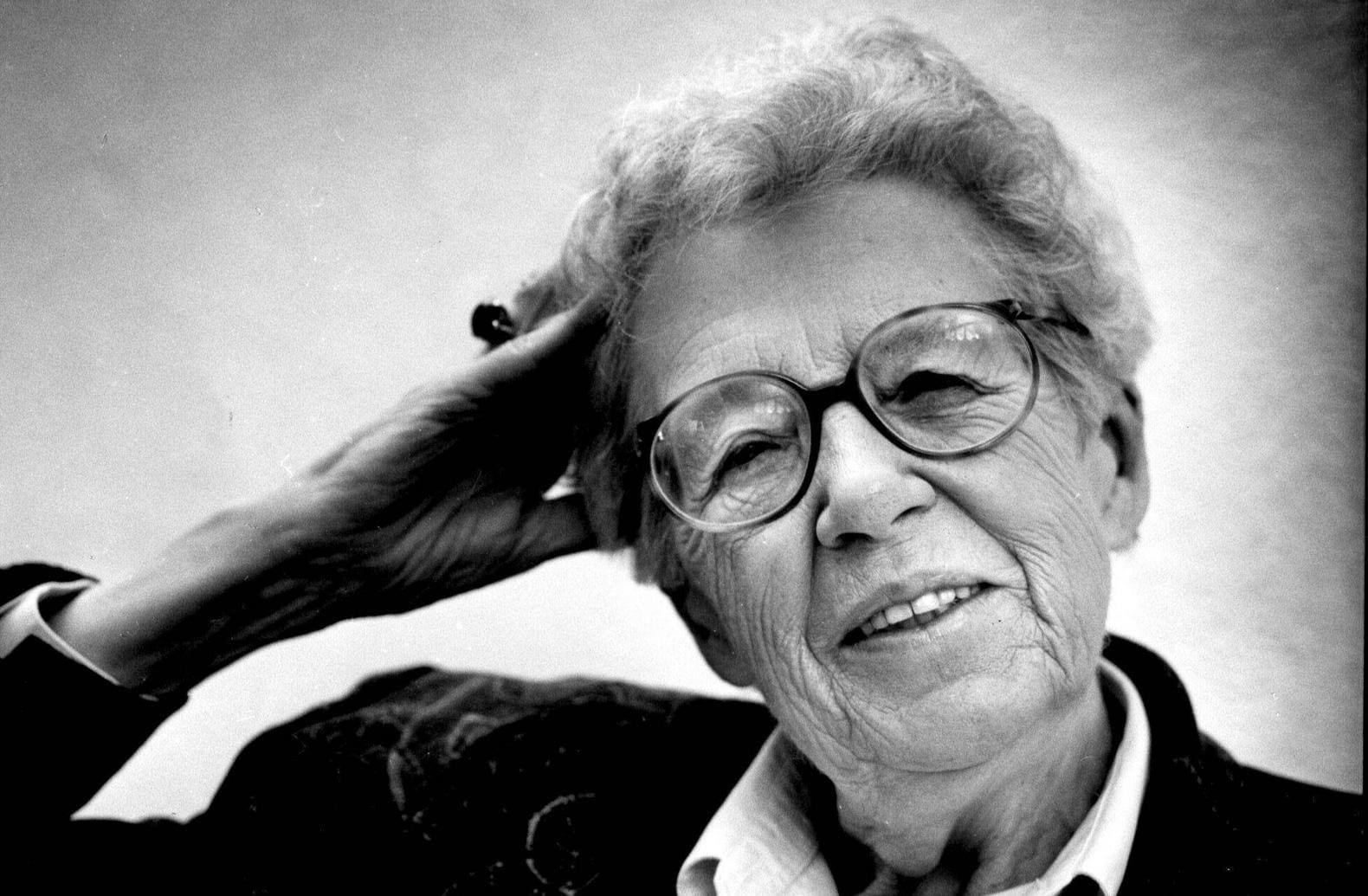 Schrijverssteen in Nieuwe Kerk voor ‘icoon van de stad’ Annie M.G ...