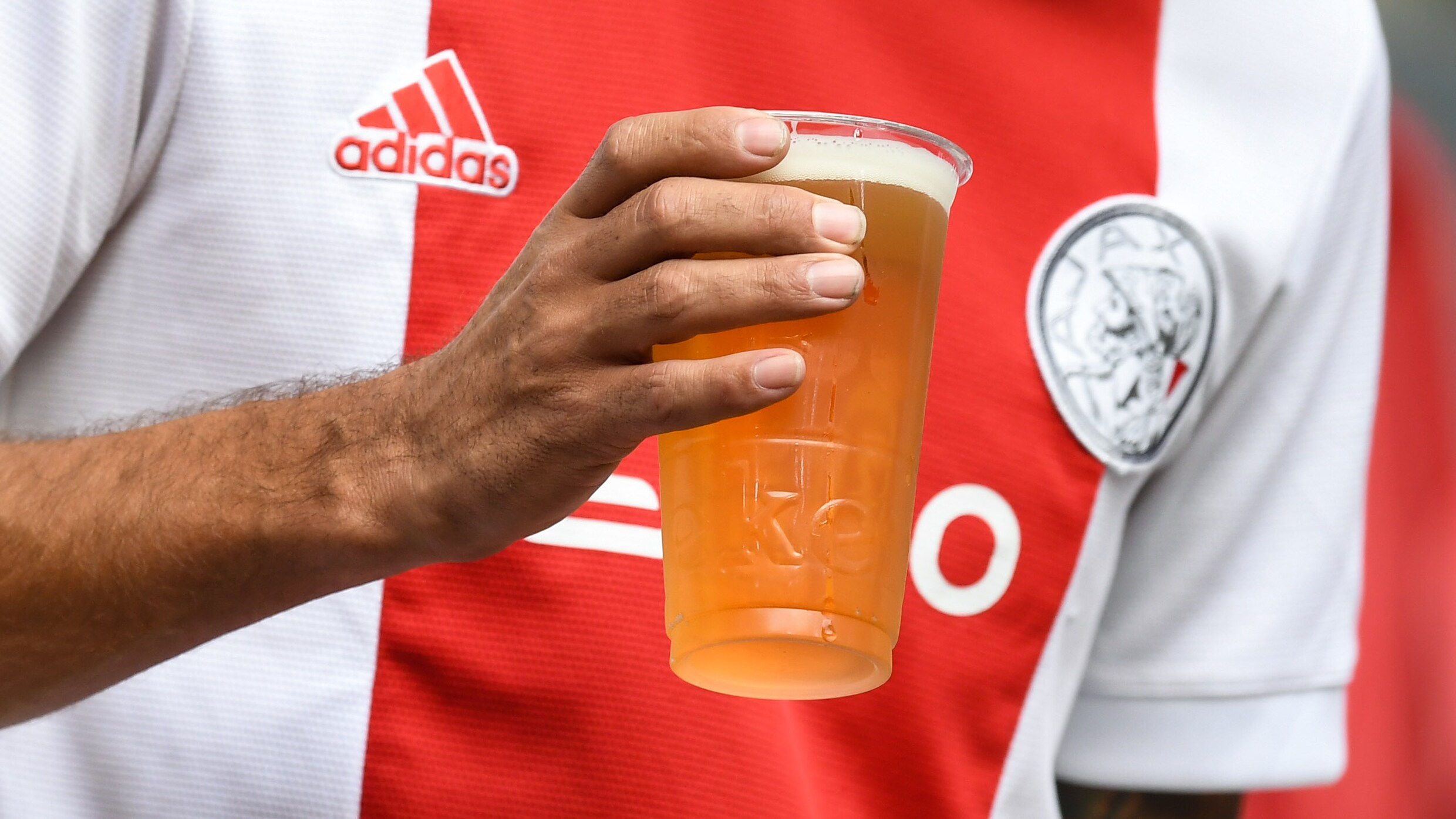 Ajax gaat aan kop met bierprijzen in de eredivisie: 7,25 euro voor een ...