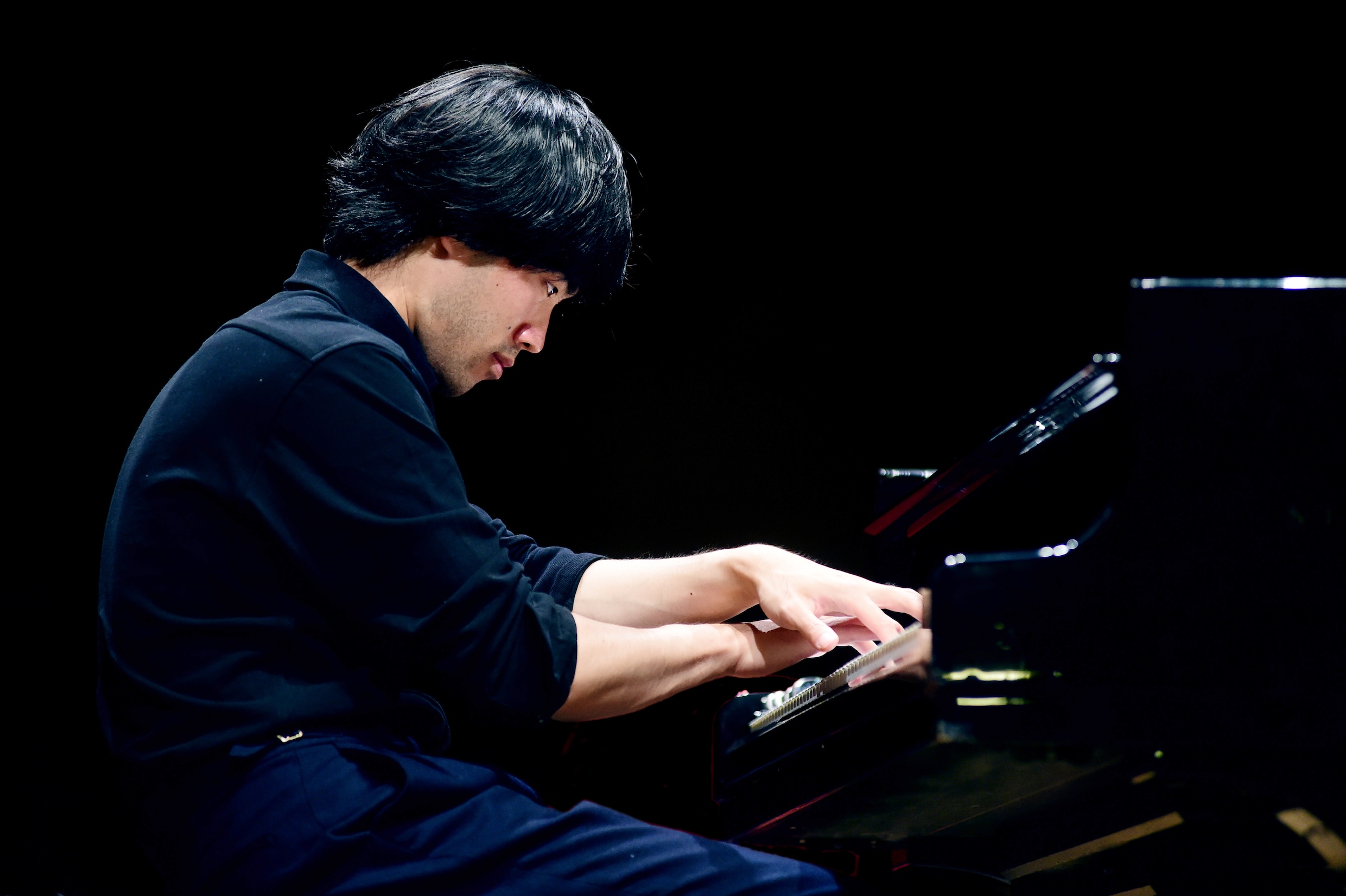 Concertrecensie: Bruce Liu mag dan amateurgoochelaar zijn, achter de ...