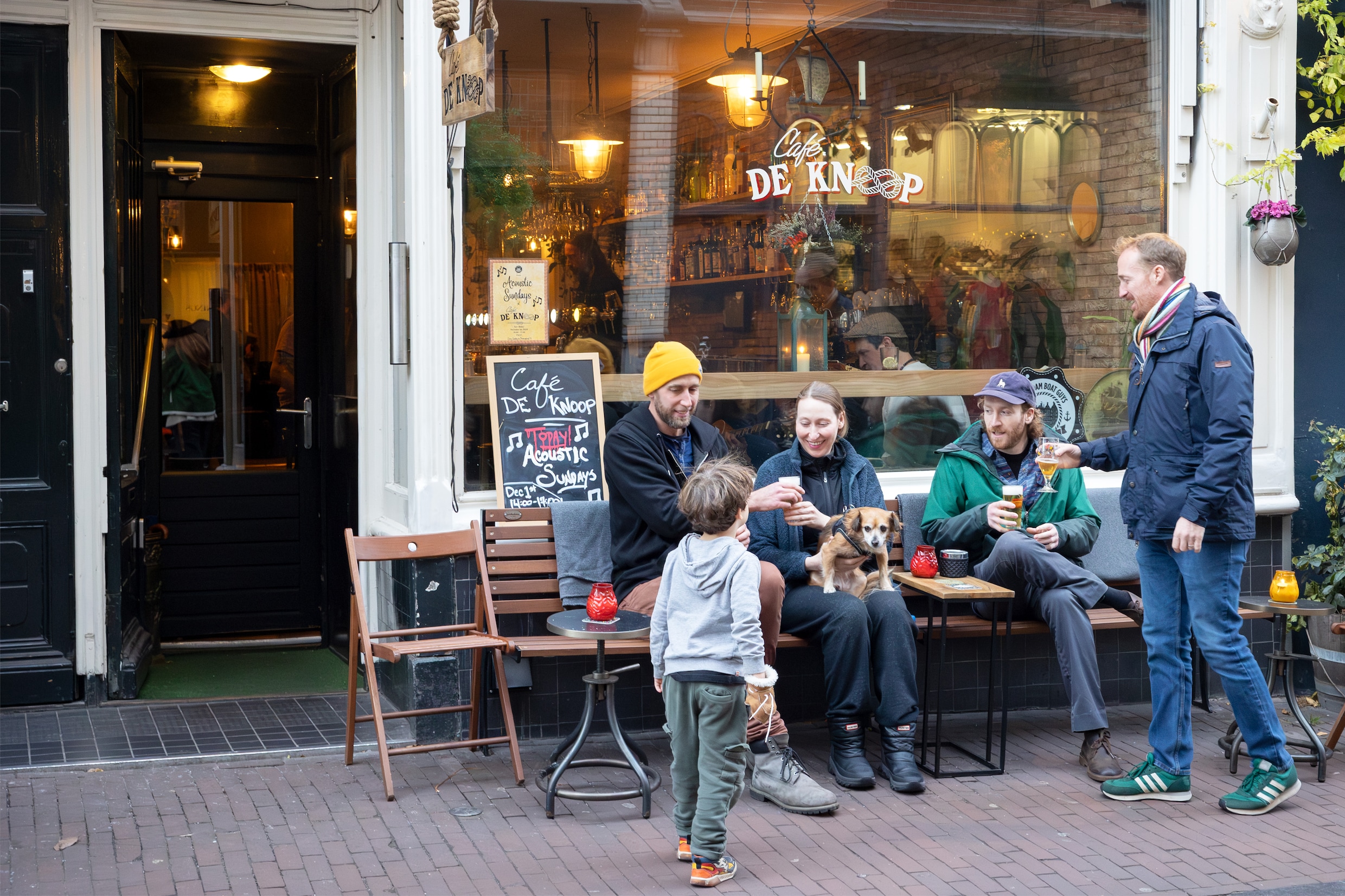 Een café voor buurtbewoners in Amsterdam-Centrum: ‘Ik zit in De Knoop ...