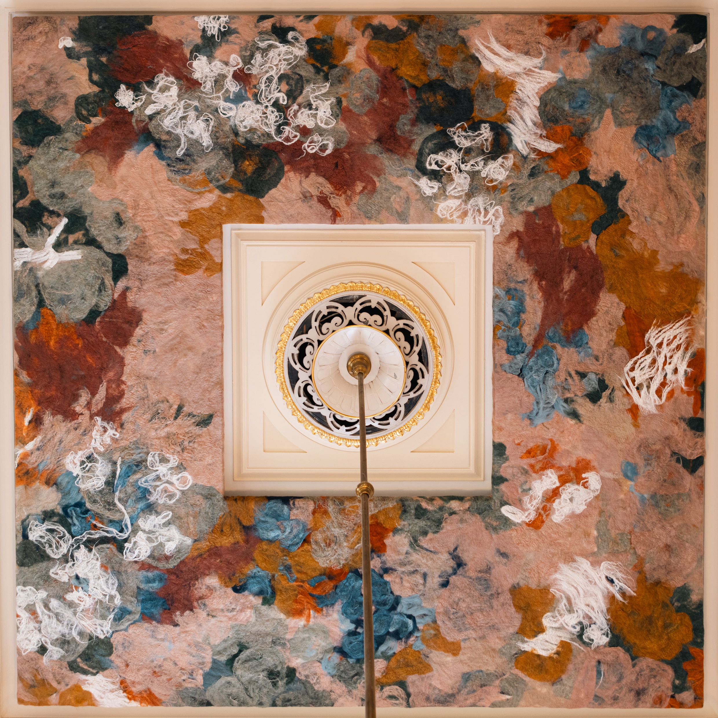 Goud van uienschillen en rood en blauw van planten sieren nieuw ...