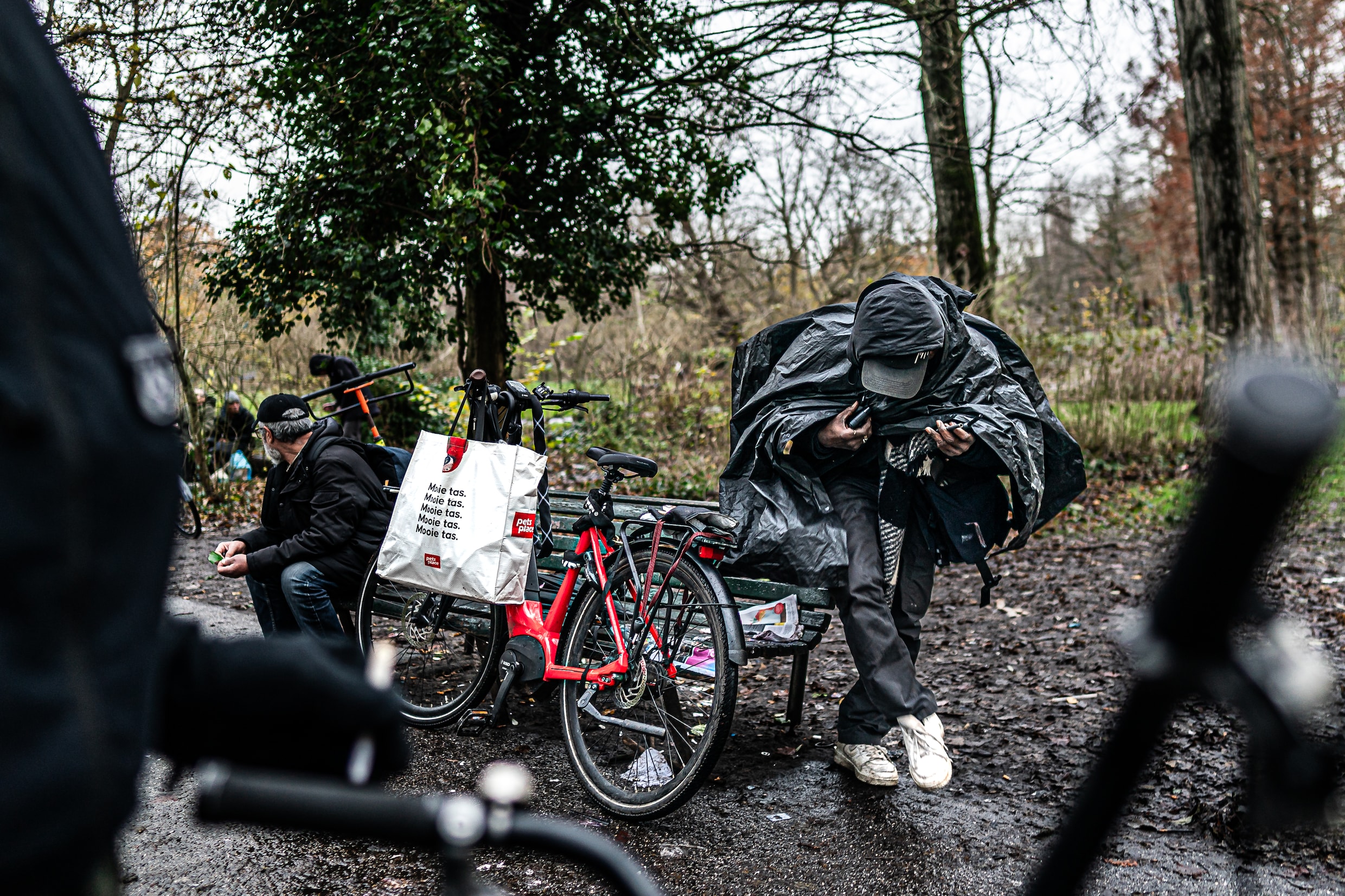 Omwonenden Oosterpark zijn overlast verslaafden zat: ‘Hij zei dat hij ...