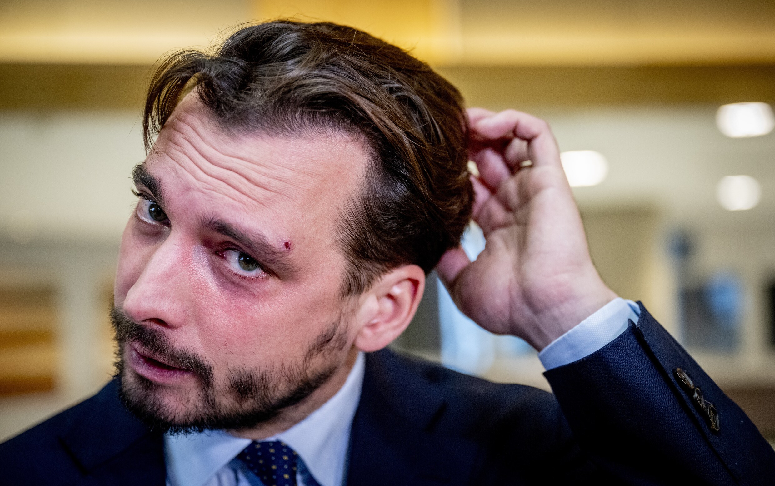 Cel- en werkstraf voor jongen die Thierry Baudet met bierfles sloeg | Het Parool