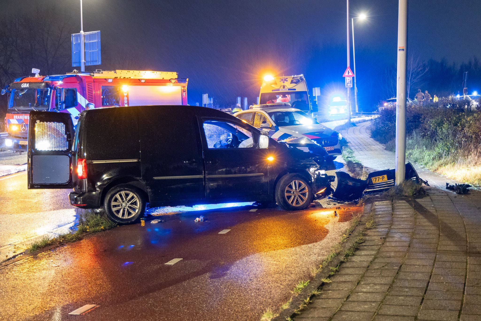 Politieachtervolging eindigt in crash in Westelijk Havengebied, twee ...