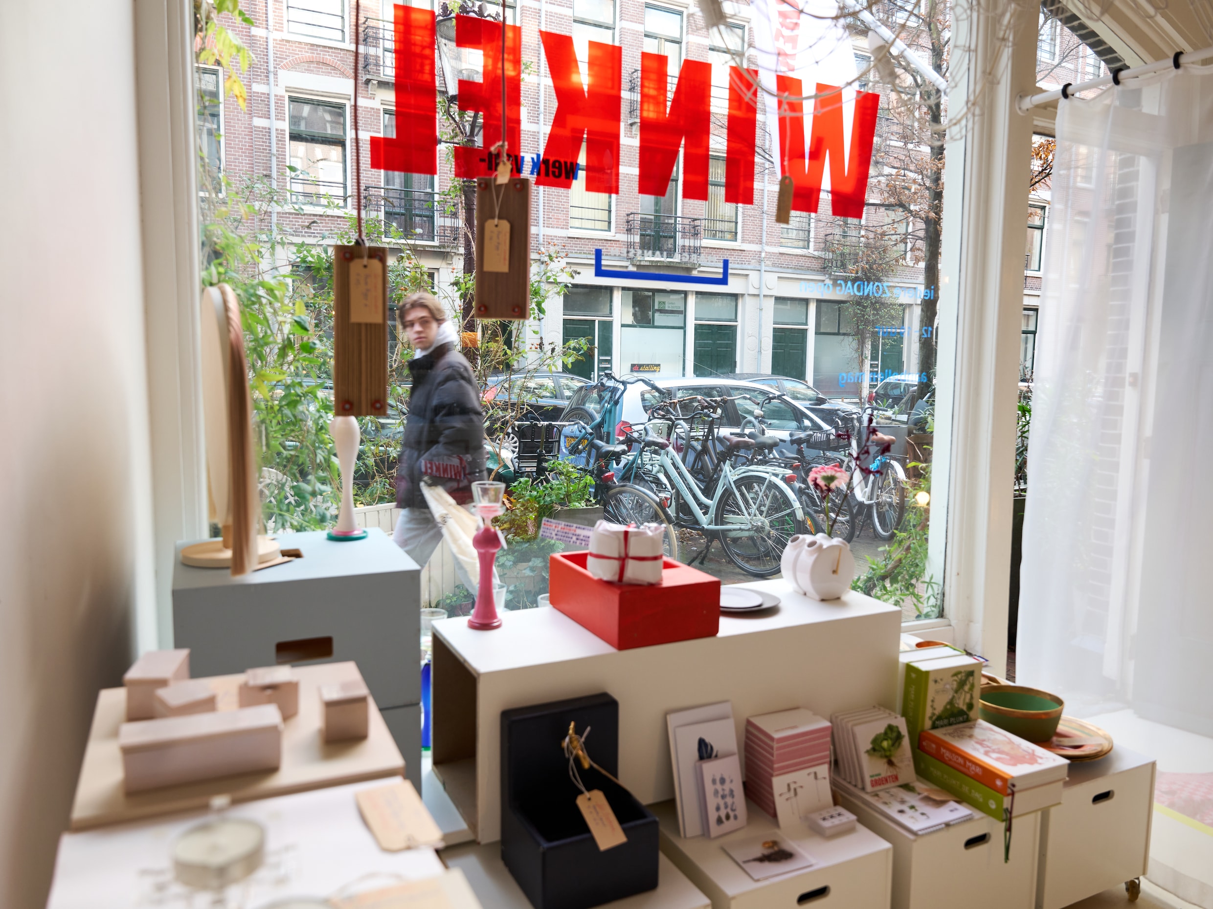 Iedere zondag opent in Oost het kleinste kunstwinkeltje van de stad ...