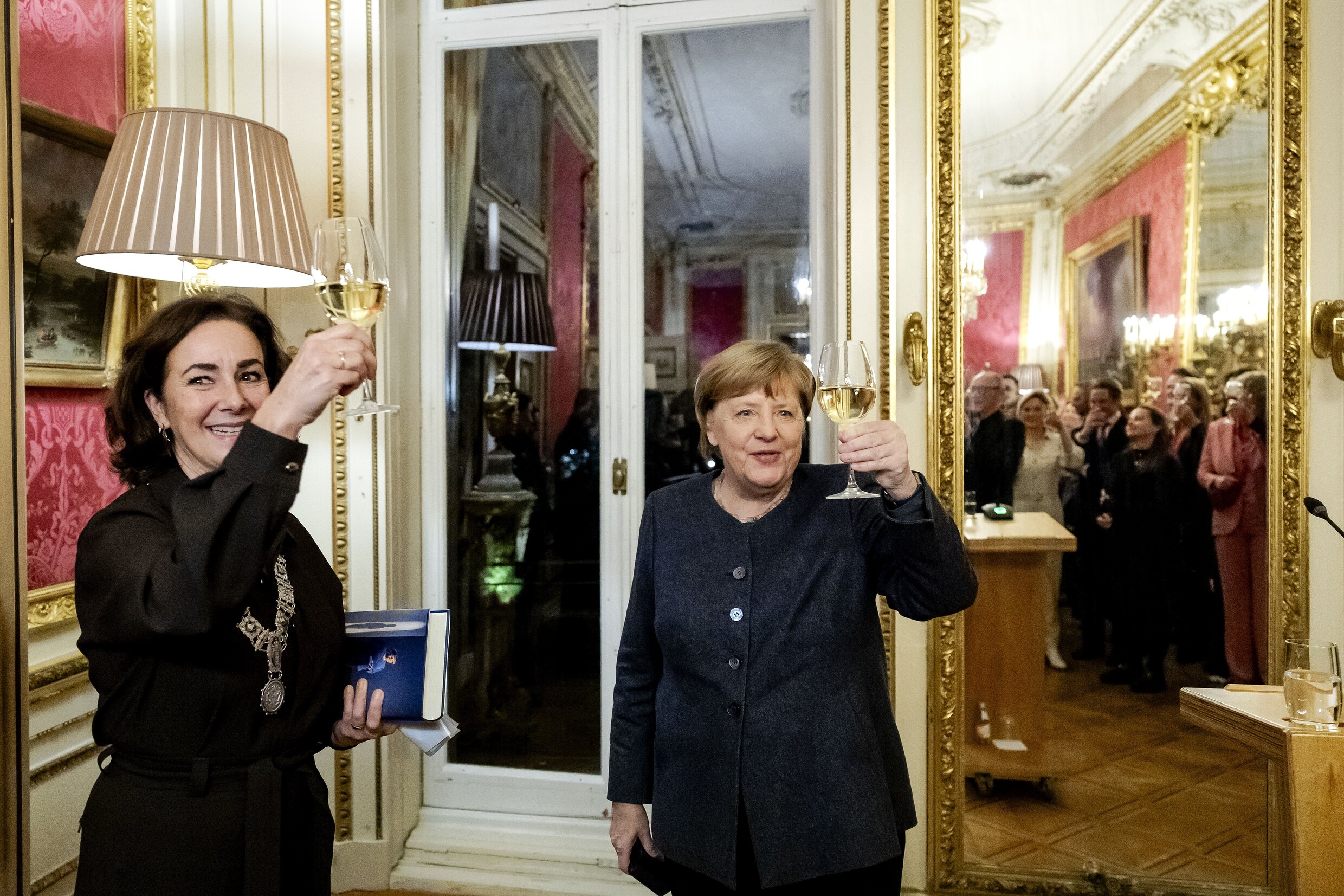 Angela Merkel ontvangt hoogste onderscheiding van Amsterdam: ‘U ...