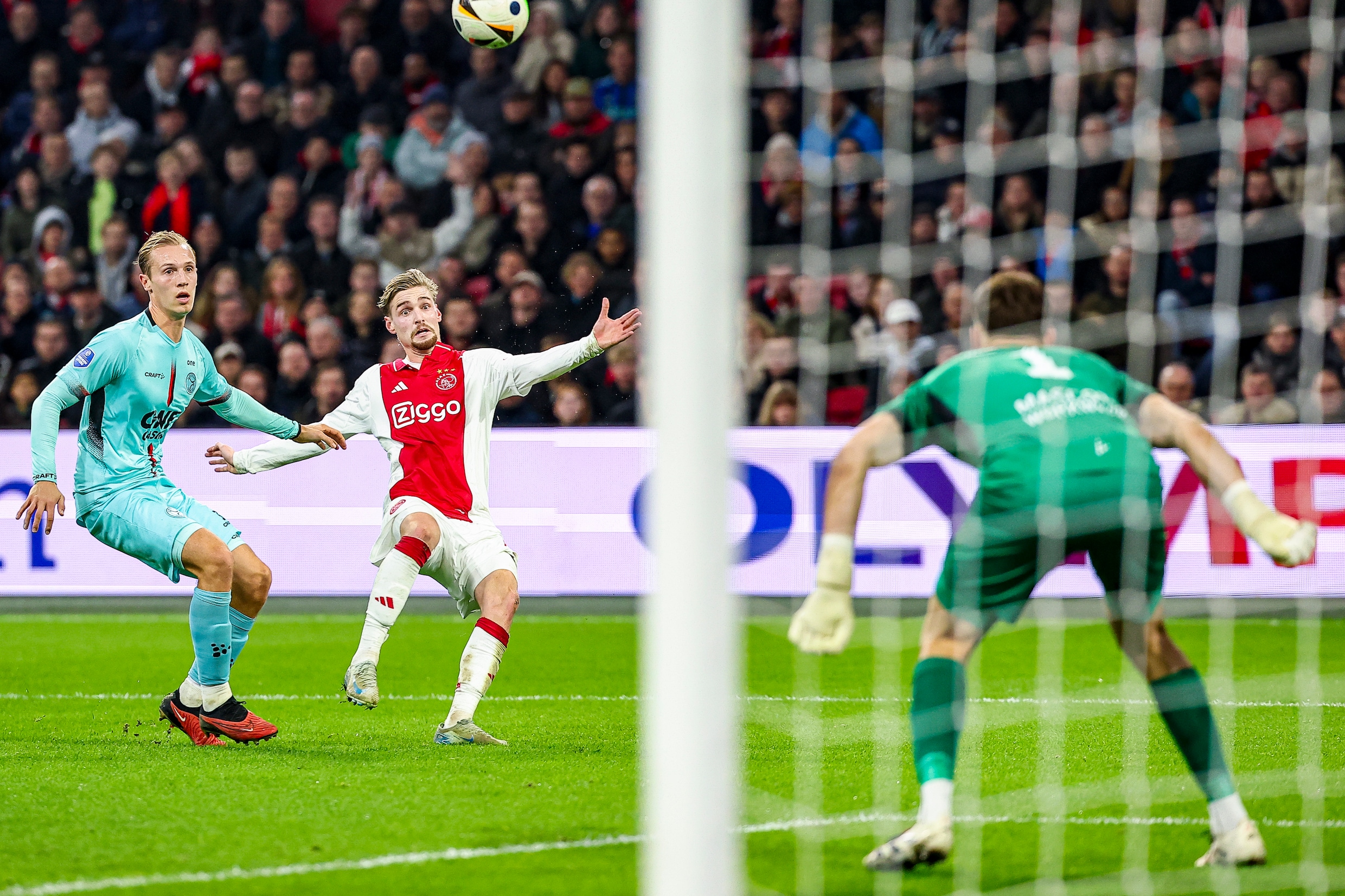Ajax beëindigt slechte reeks met zege op Almere City en klimt naar tweede plaats | Het Parool