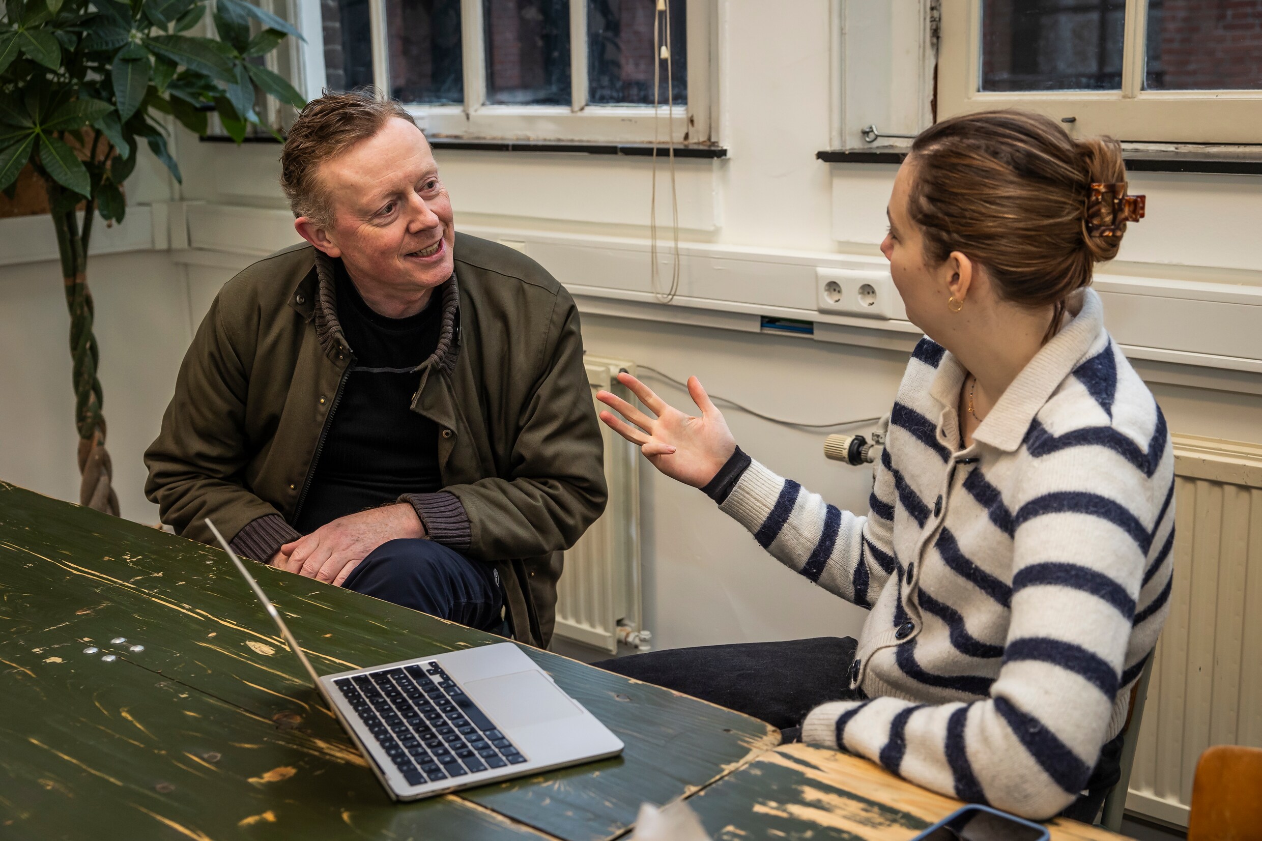 ‘Ik ben verslaafd, de docent voelt bijna als vriendin’: van klein ...