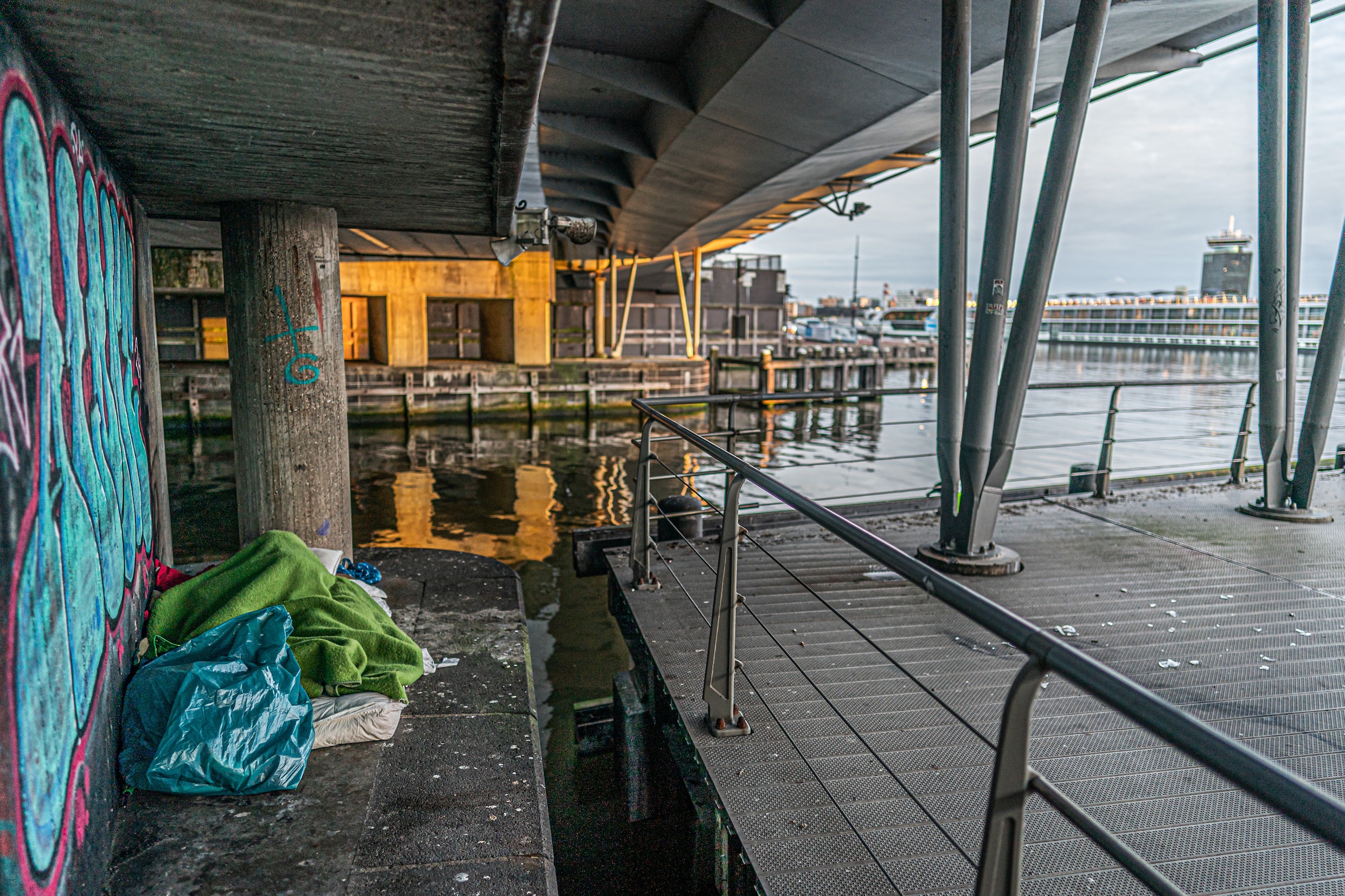 Amsterdam trekt aan de bel: veel meer dakloze EU-burgers hebben recht ...