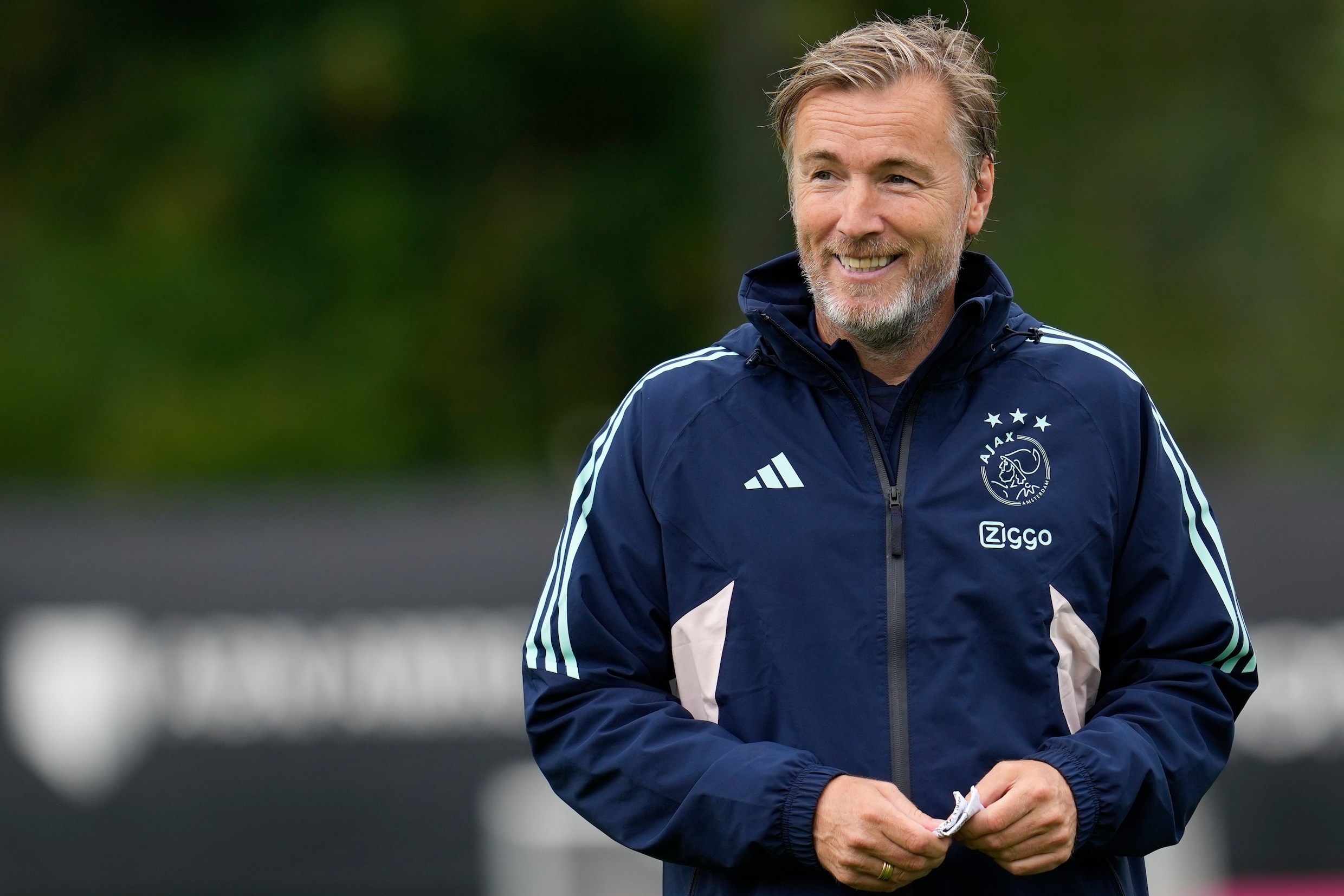 Richard Witschge wint eerste slag in conflict met Ajax, eist ...