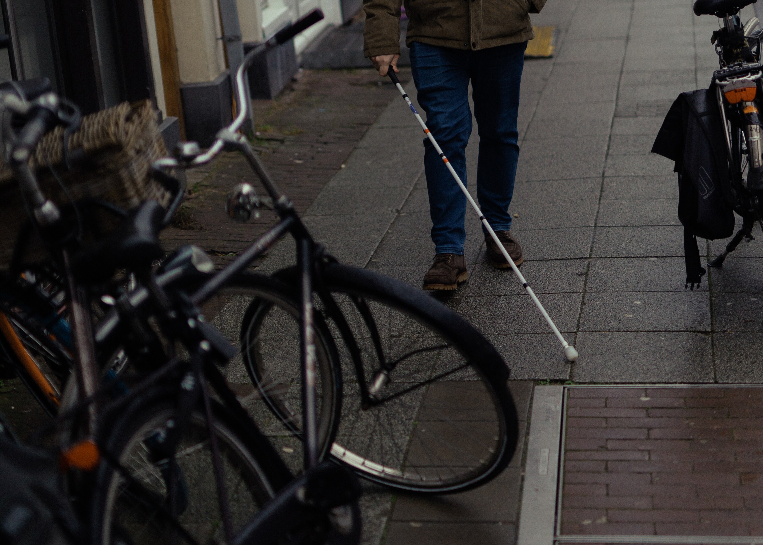 Opinie: ‘De vrouw loopt met haar witte stok ons café binnen. Zal ik ...