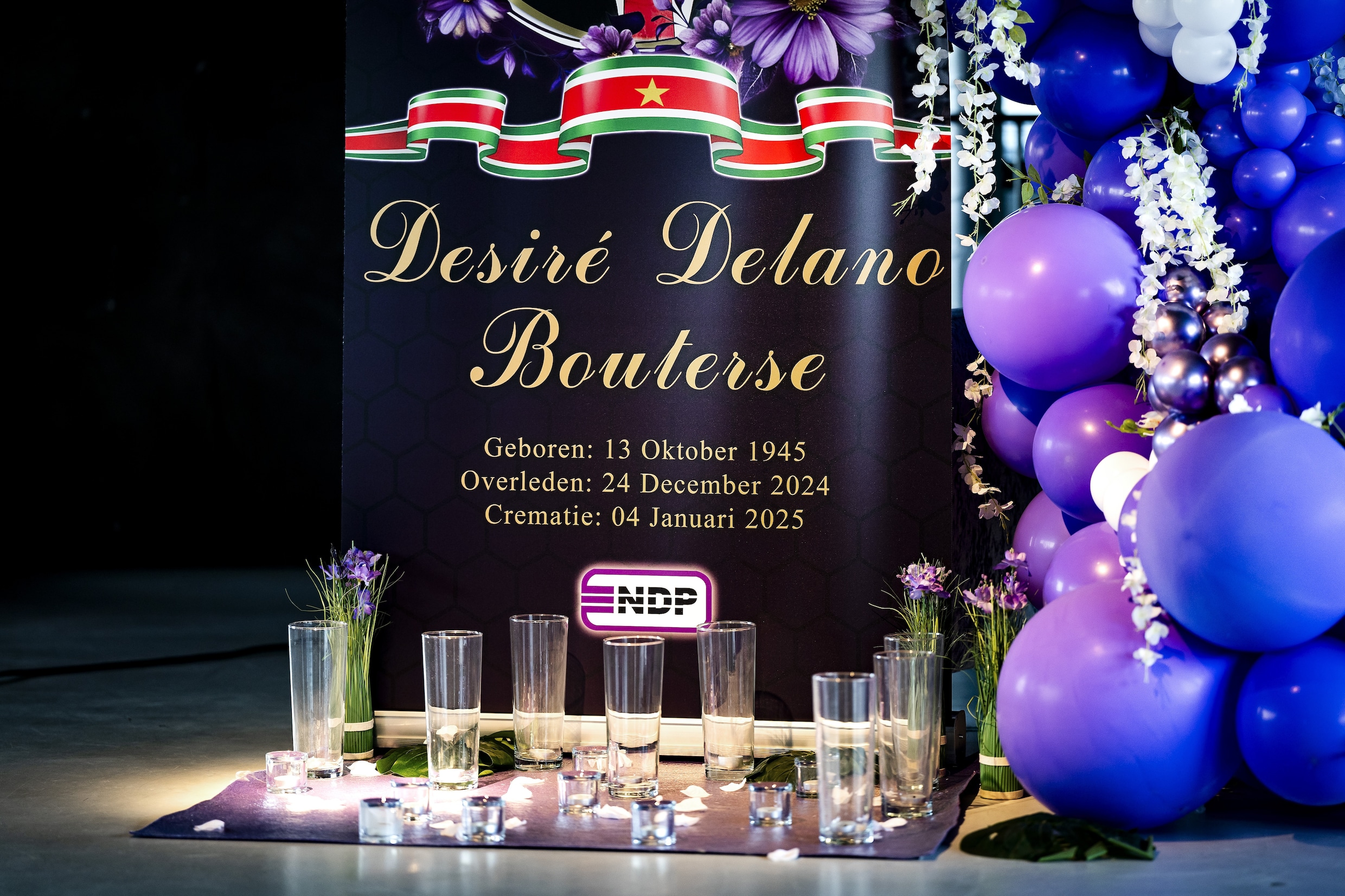 In een Amsterdamse bovenzaal wordt Desi Bouterse herdacht: ‘Hij was de ...