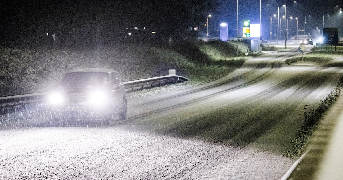 Code geel in vrijwel heel het land vanwege kans op gladheid door sneeuwval | Het Parool