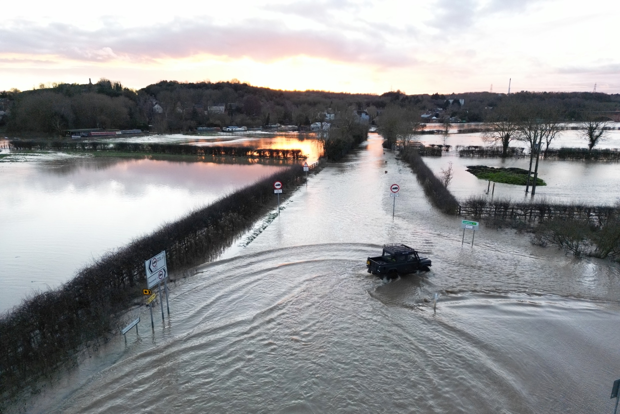 Tientallen mensen gered na overstromingen in Verenigd Koninkrijk ...