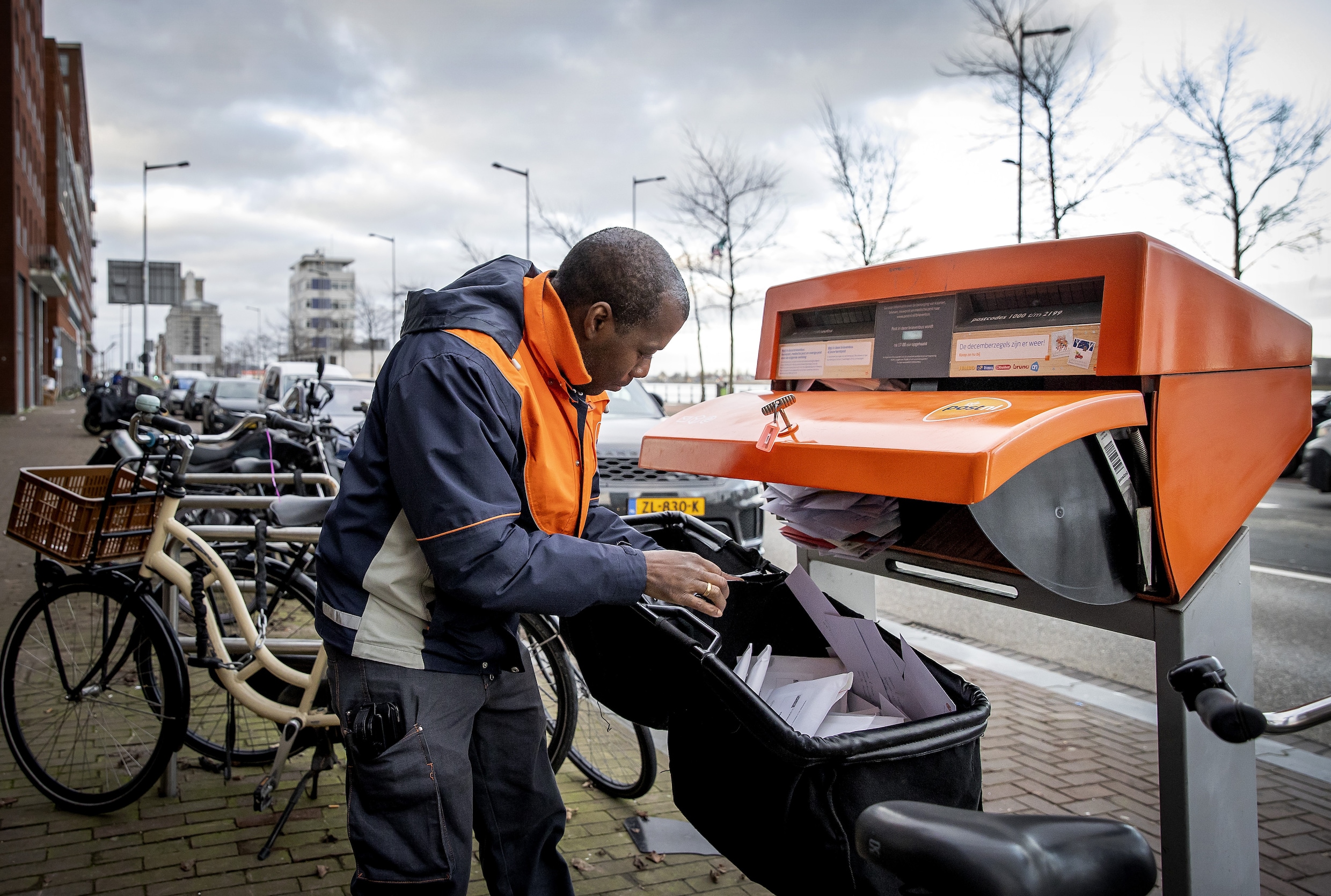 PostNL gaat meeste brievenbussen overdag legen: ‘Goedkoper en duurzamer ...