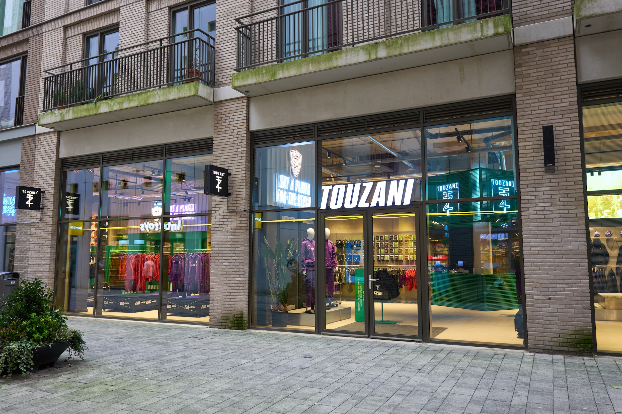 Touzani Store is de eerste winkel van wereldberoemde straatvoetballer Soufiane Touzani: ‘Fans ...