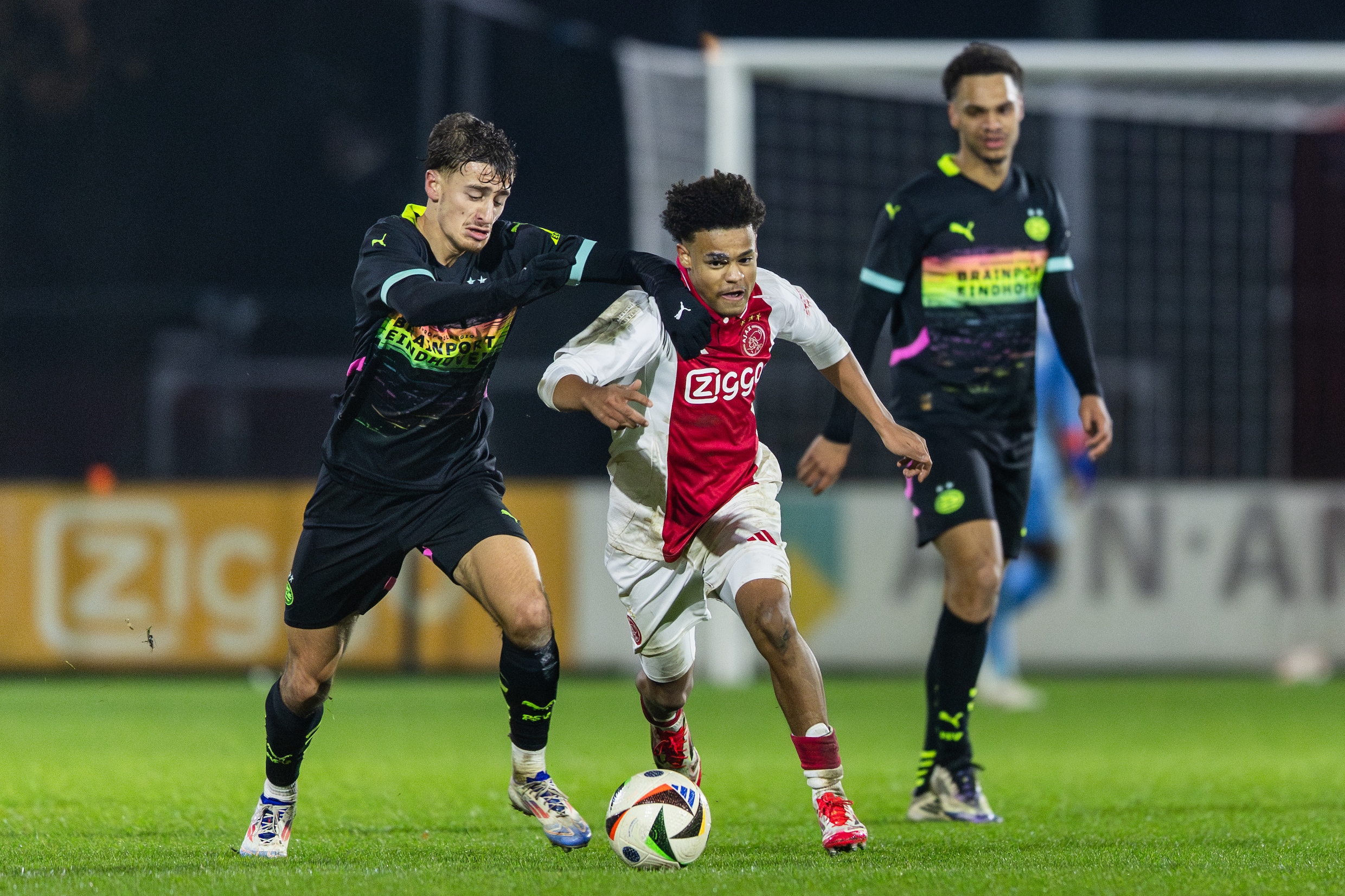 Ajax verlengt contract met aan FC Twente verhuurde Gerald Alders | Het ...