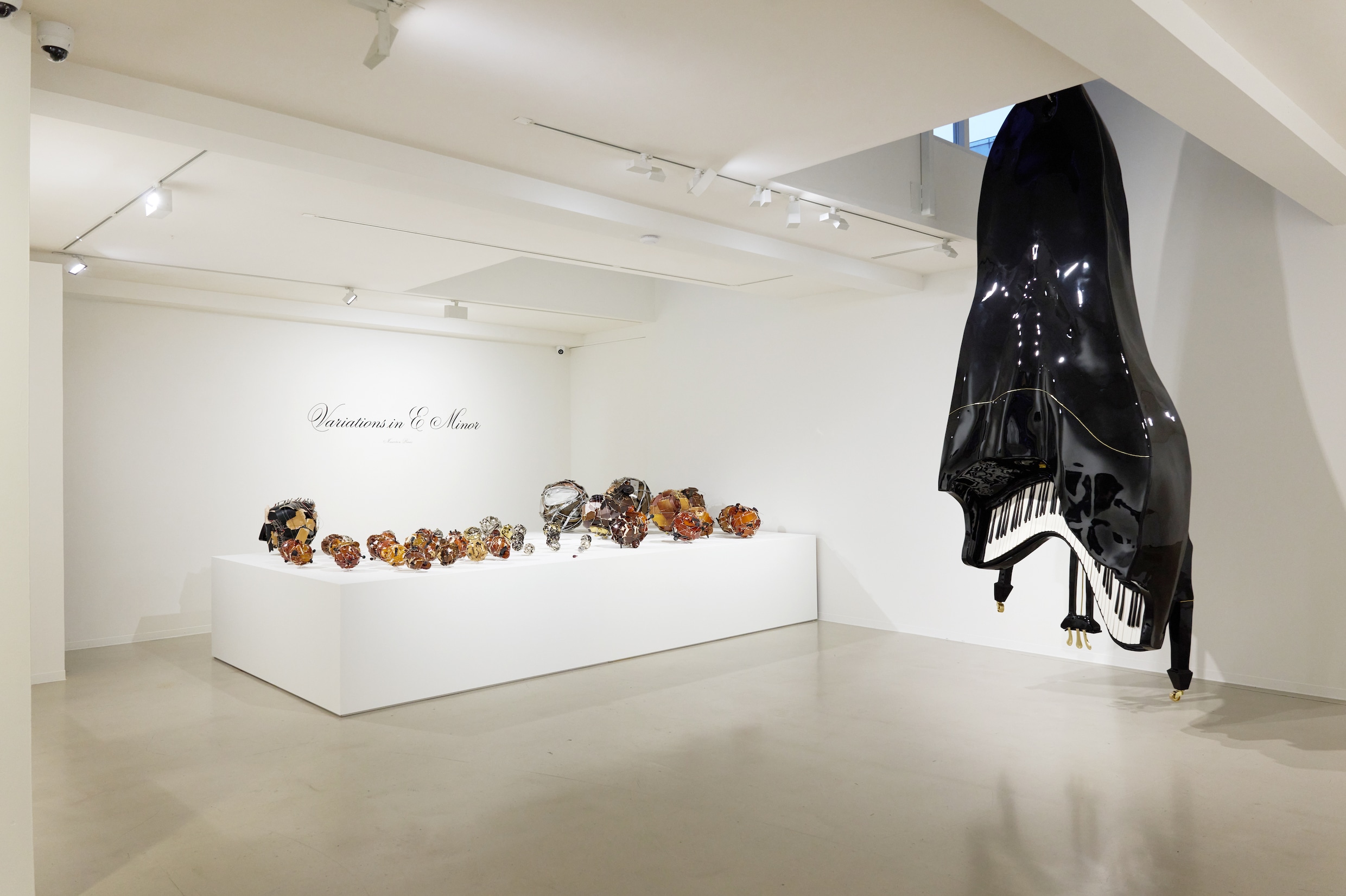 Hangende piano’s en verpakte trompetten: de instrumenten van kunstenaar ...