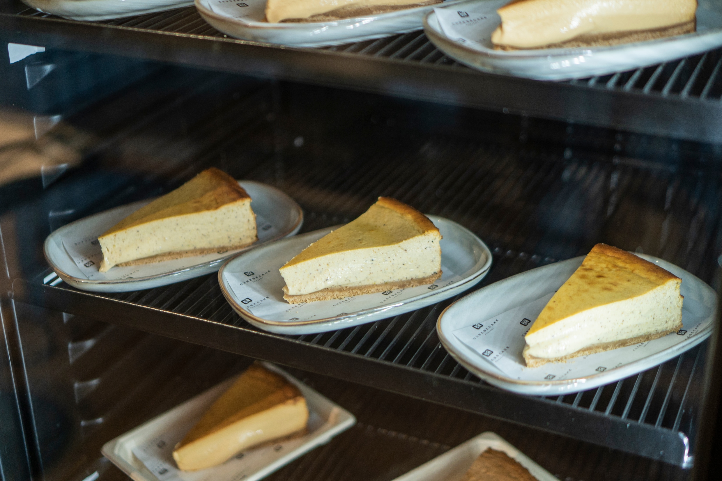 Echte Baskische cheesecake eet je gewoon in de Jordaan: ‘Echte kenners ...