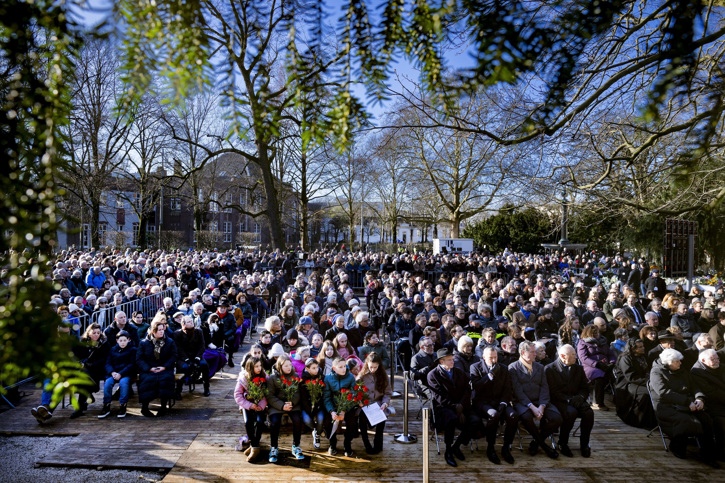 Honderden mensen bij Nationale Holocaust Herdenking in Amsterdam: ‘Met haat valt niet te leven ...