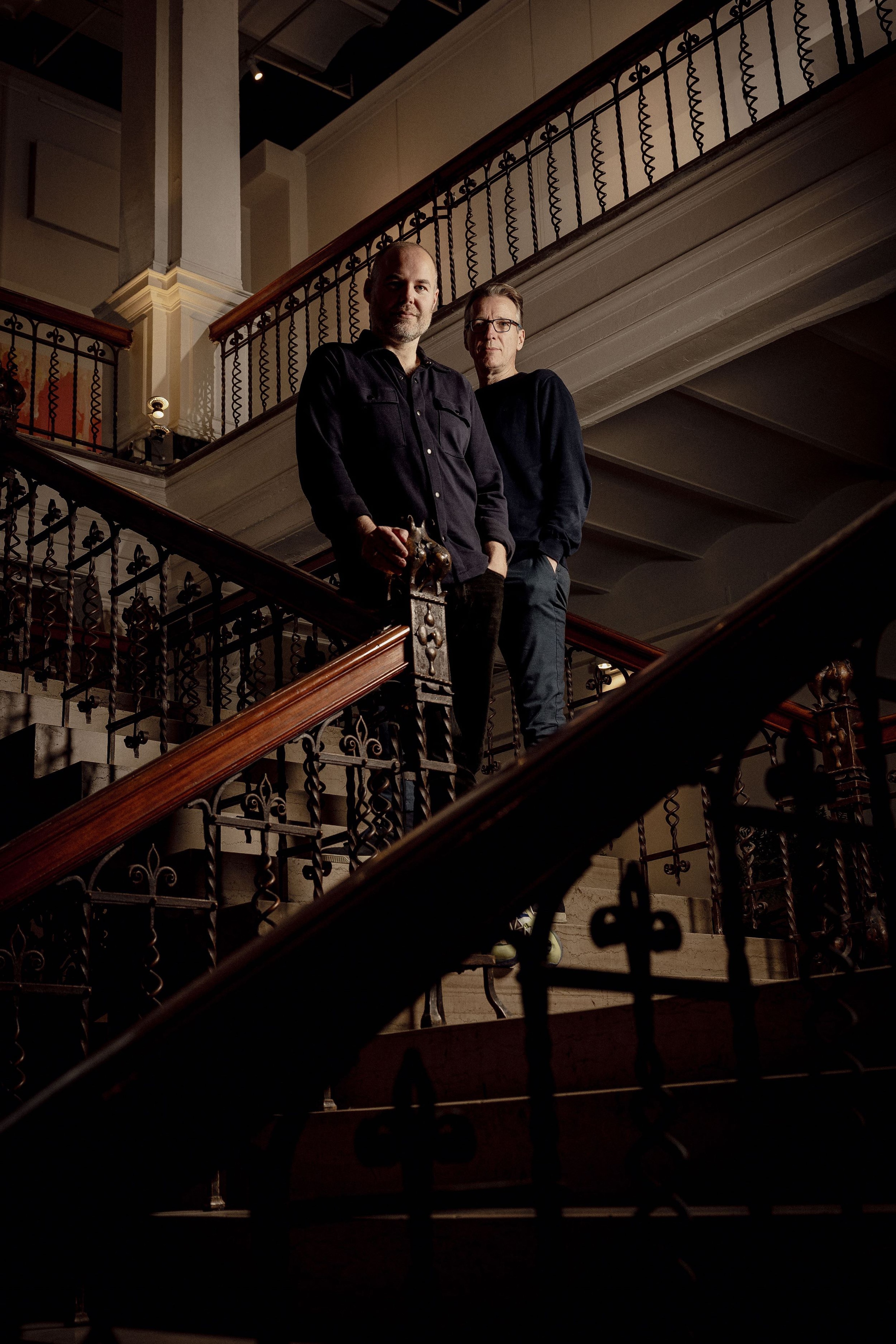 Hoe kan de gezonde Jacob ineens dood zijn in Qatar? In deze podcast ...