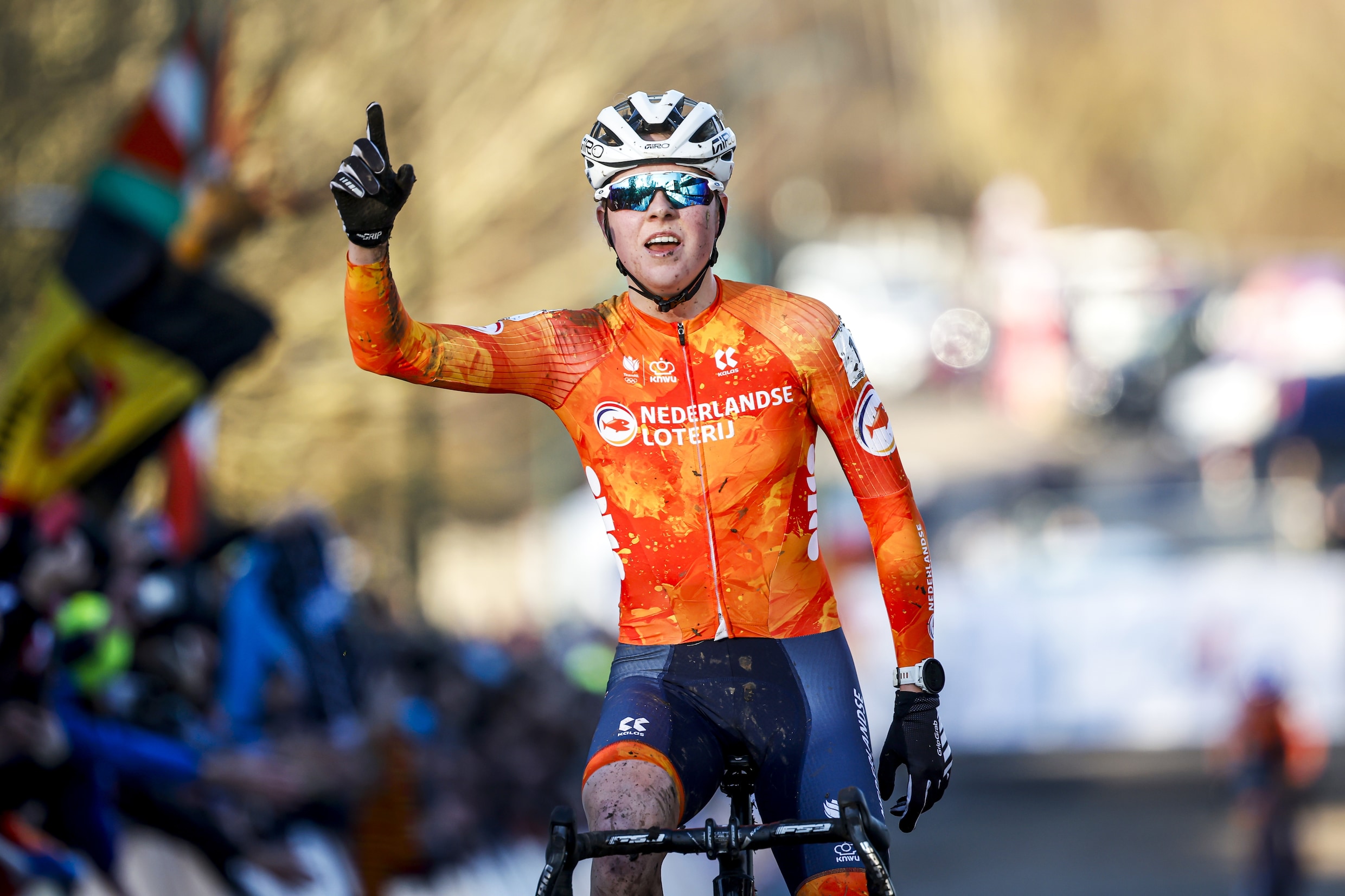 Fem van Empel (22) pakt derde wereldtitel veldrijden na zinderende generatiestrijd met Lucinda ...