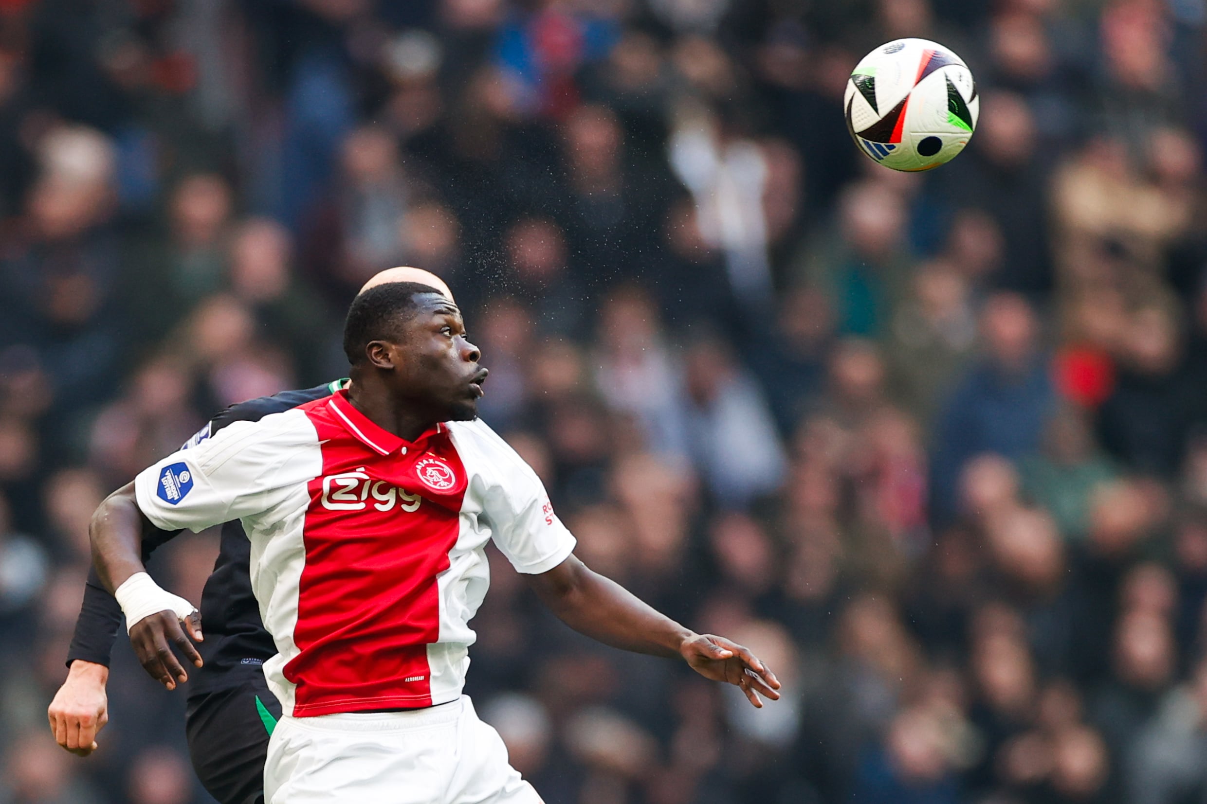 Late goal Taylor bezorgt Ajax overwinning in boeiende Klassieker | Het Parool