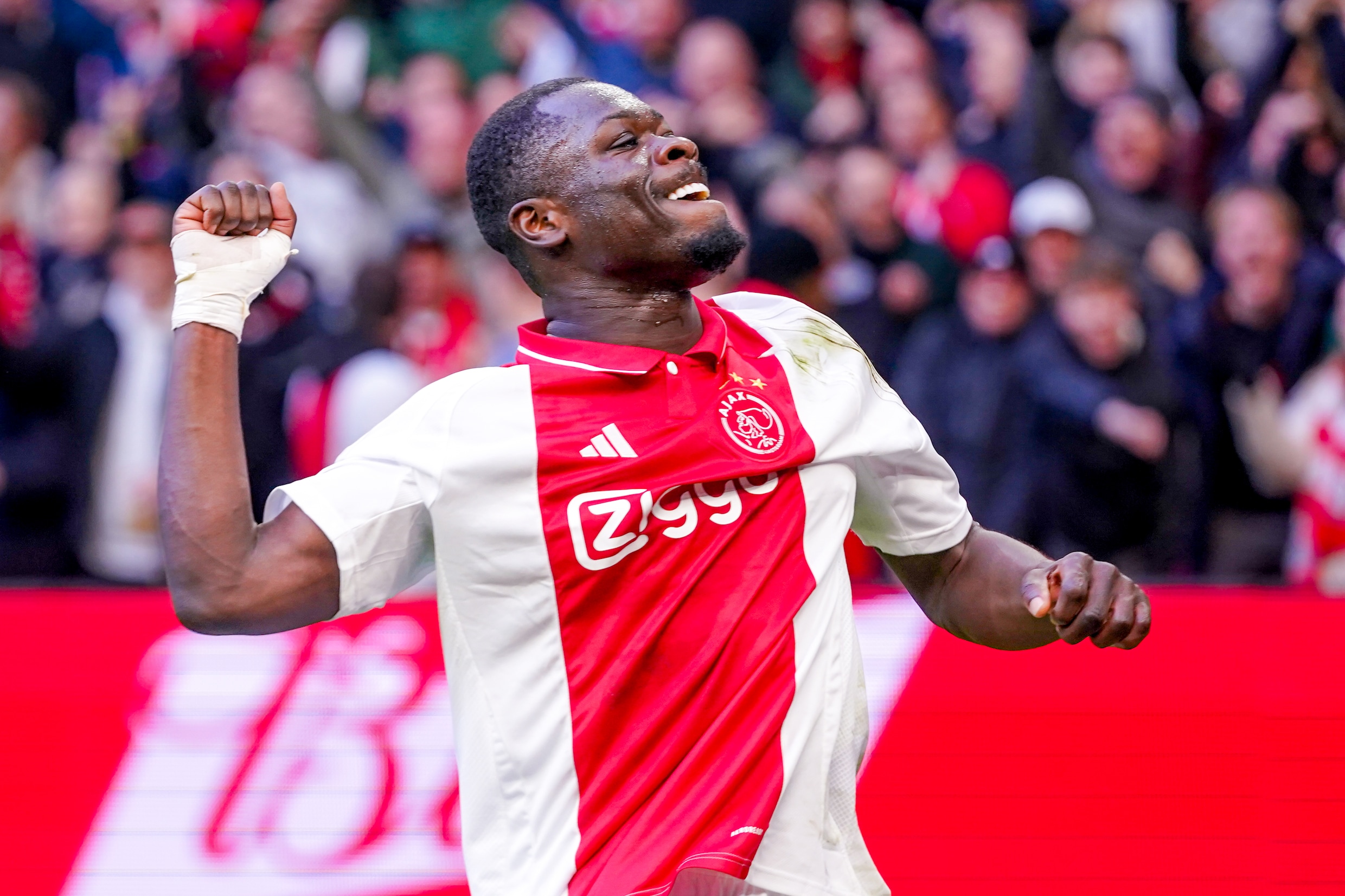 Late goal Taylor bezorgt Ajax overwinning in boeiende Klassieker | Het Parool