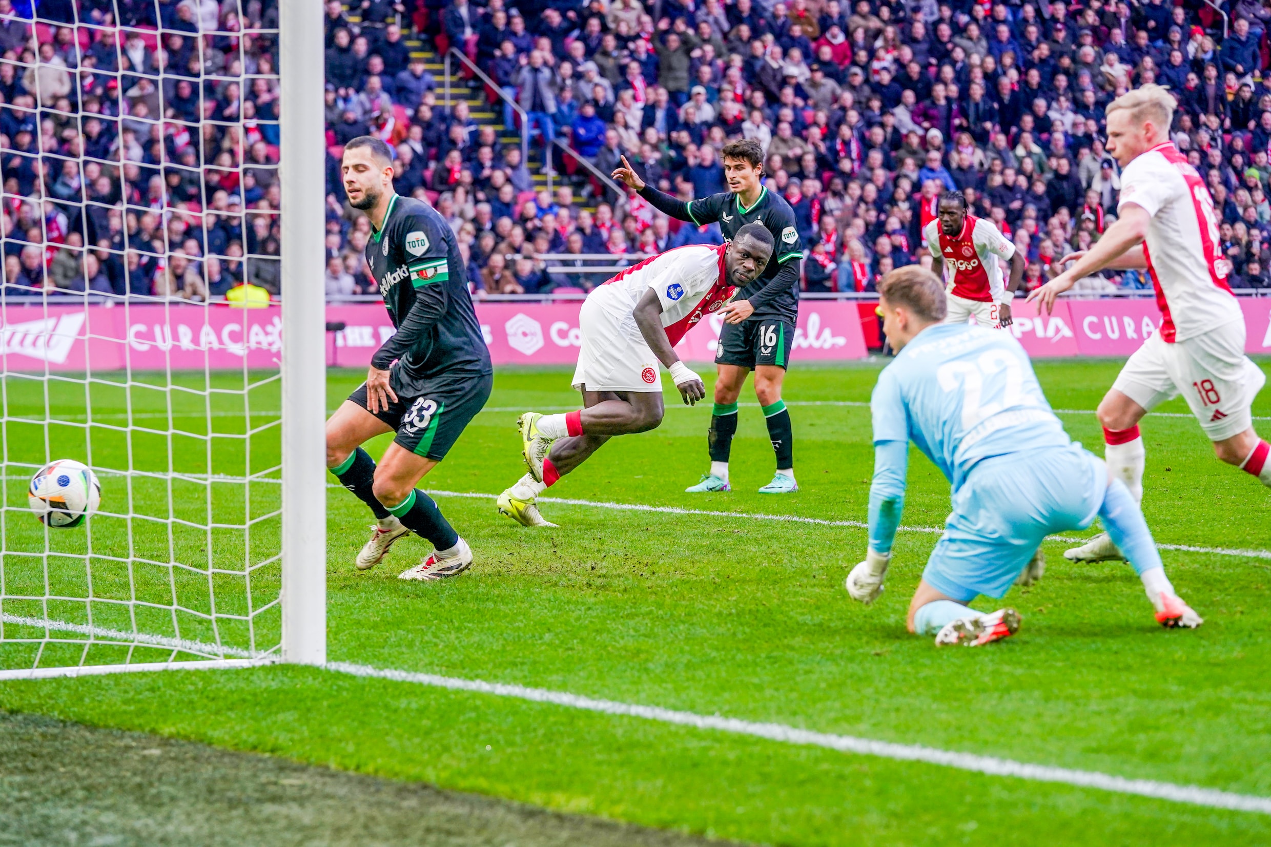 Late goal Taylor bezorgt Ajax overwinning in boeiende Klassieker | Het Parool