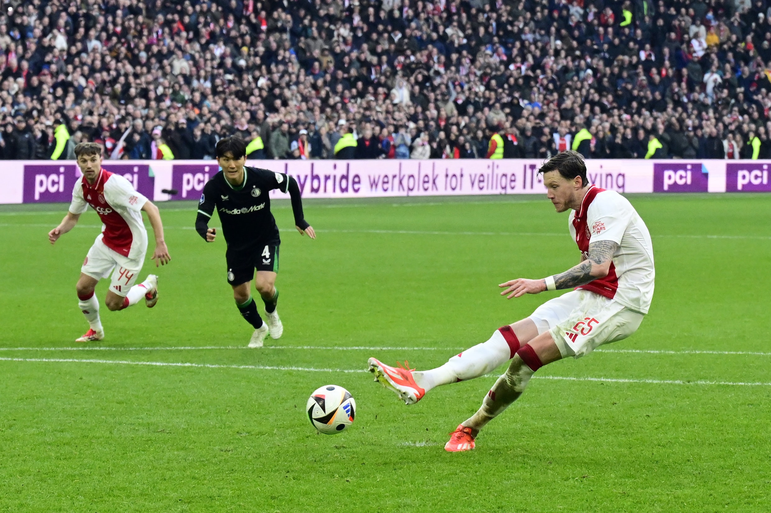 Late goal Taylor bezorgt Ajax overwinning in boeiende Klassieker | Het Parool