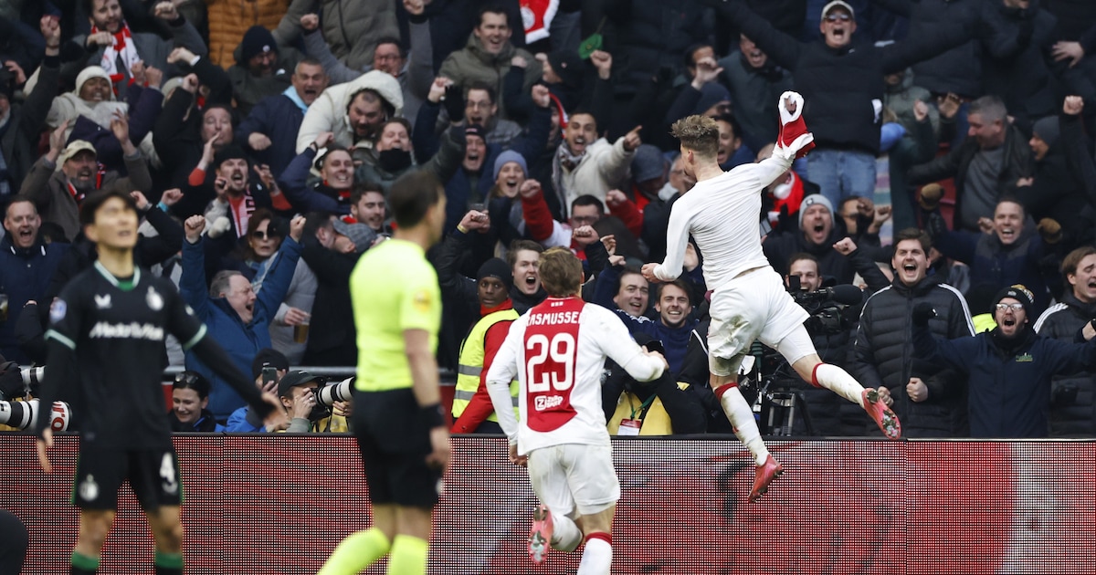 Late goal Taylor bezorgt Ajax overwinning in boeiende Klassieker | Het Parool