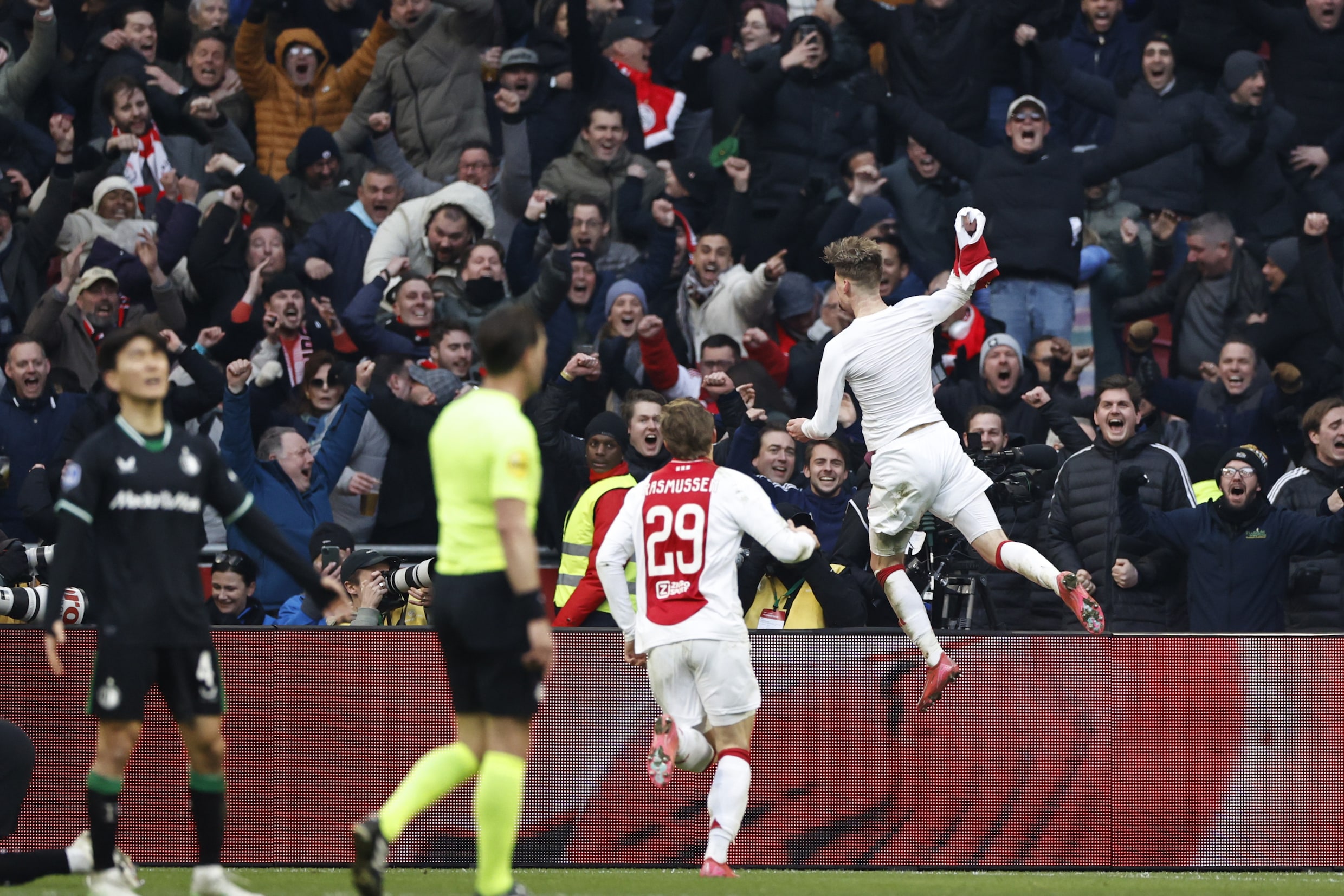 Late goal Taylor bezorgt Ajax overwinning in boeiende Klassieker | Het ...