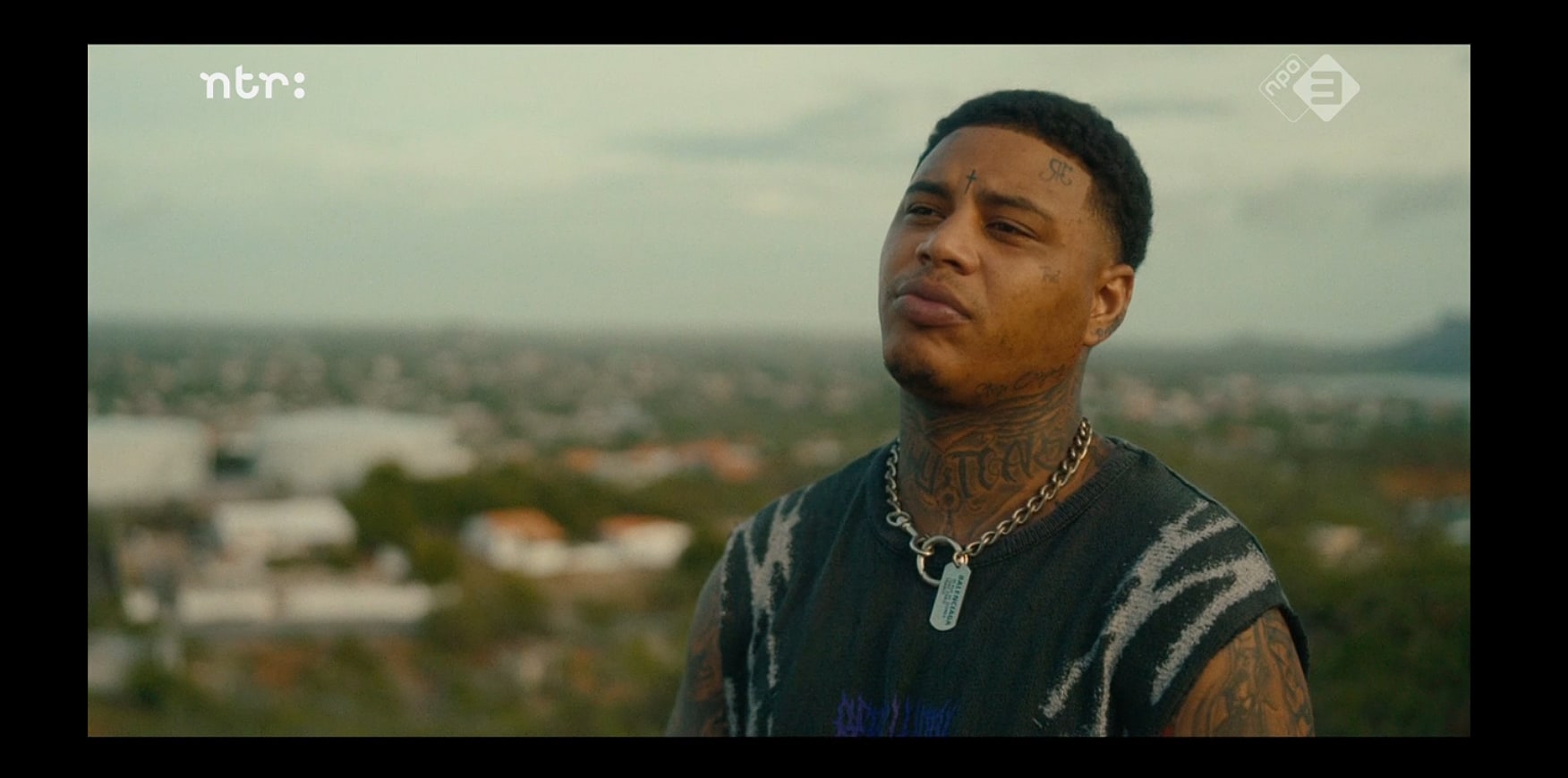 Vrolijk en stoer is het allemaal, met rapper Young Ellens, totdat ...