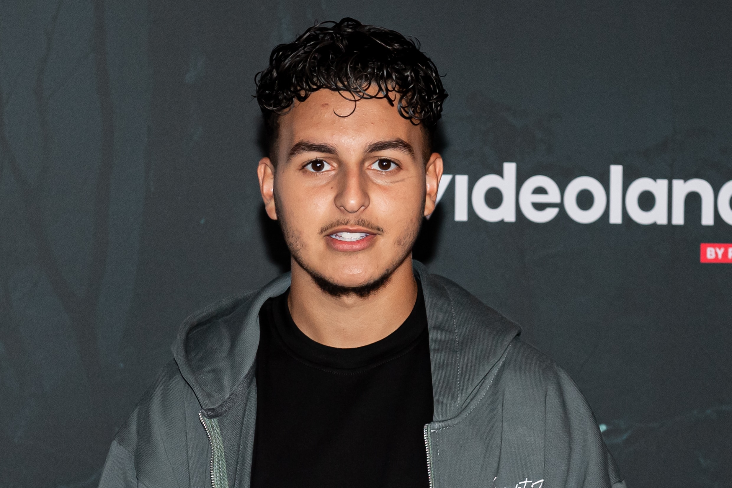 NFC zet team van Mocro Maffia-acteur op pauze na aanval met helm | Het Parool