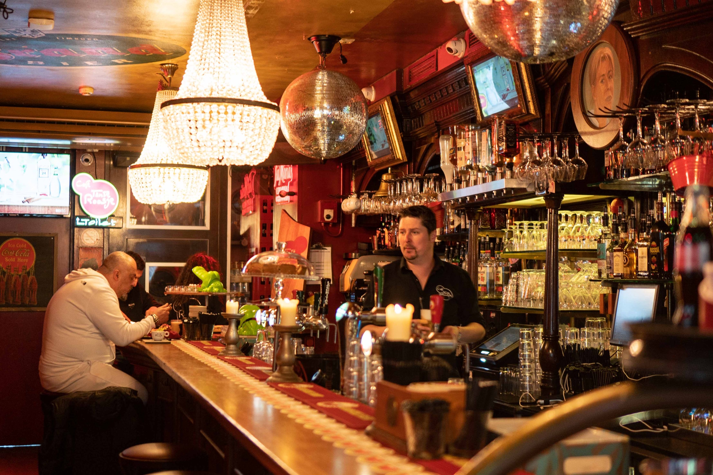 In deze Amsterdamse cafés beleef je het levenslied zoals het bedoeld is ...