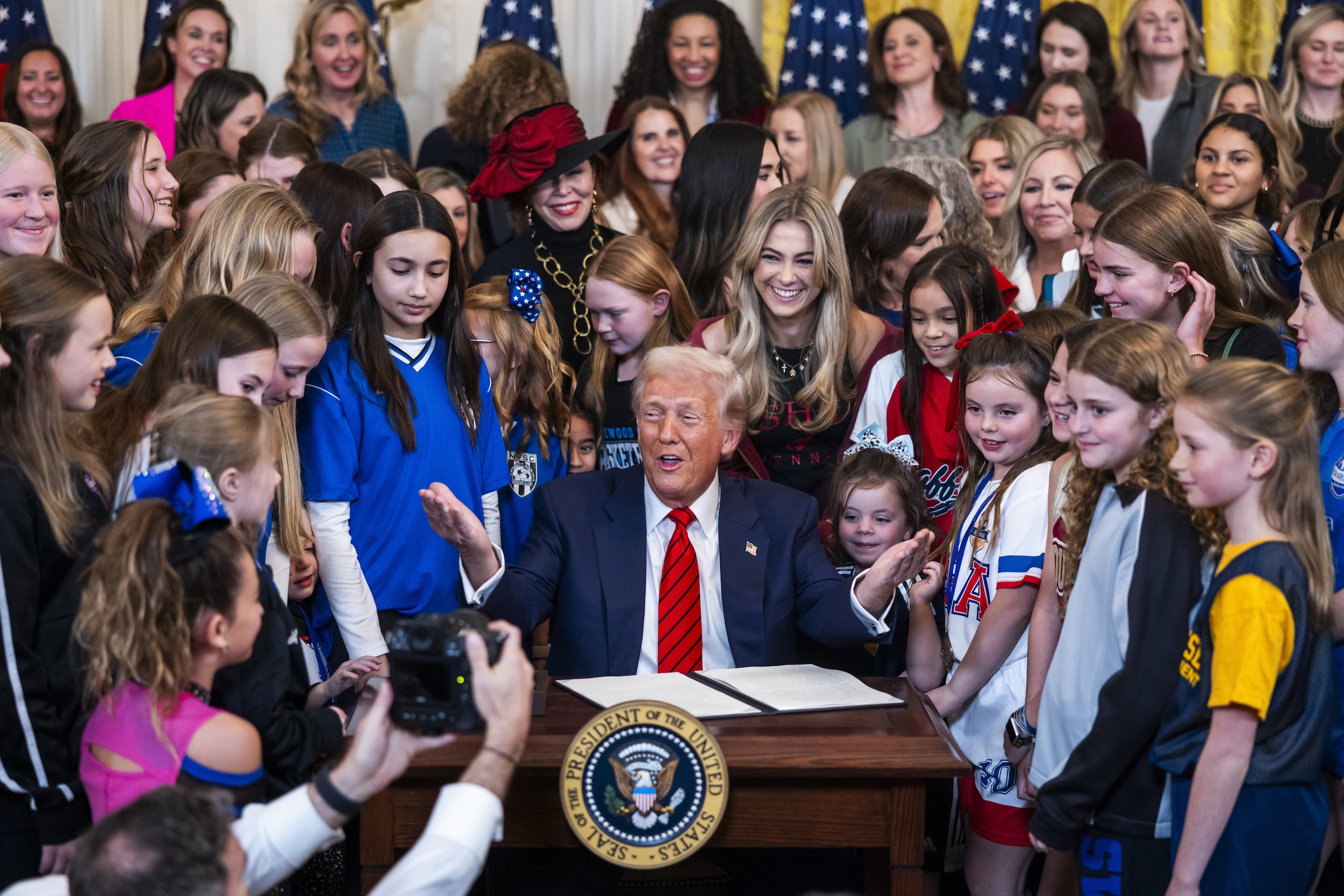 Trump tekent decreet dat transgenders uit vrouwensport moet weren ...