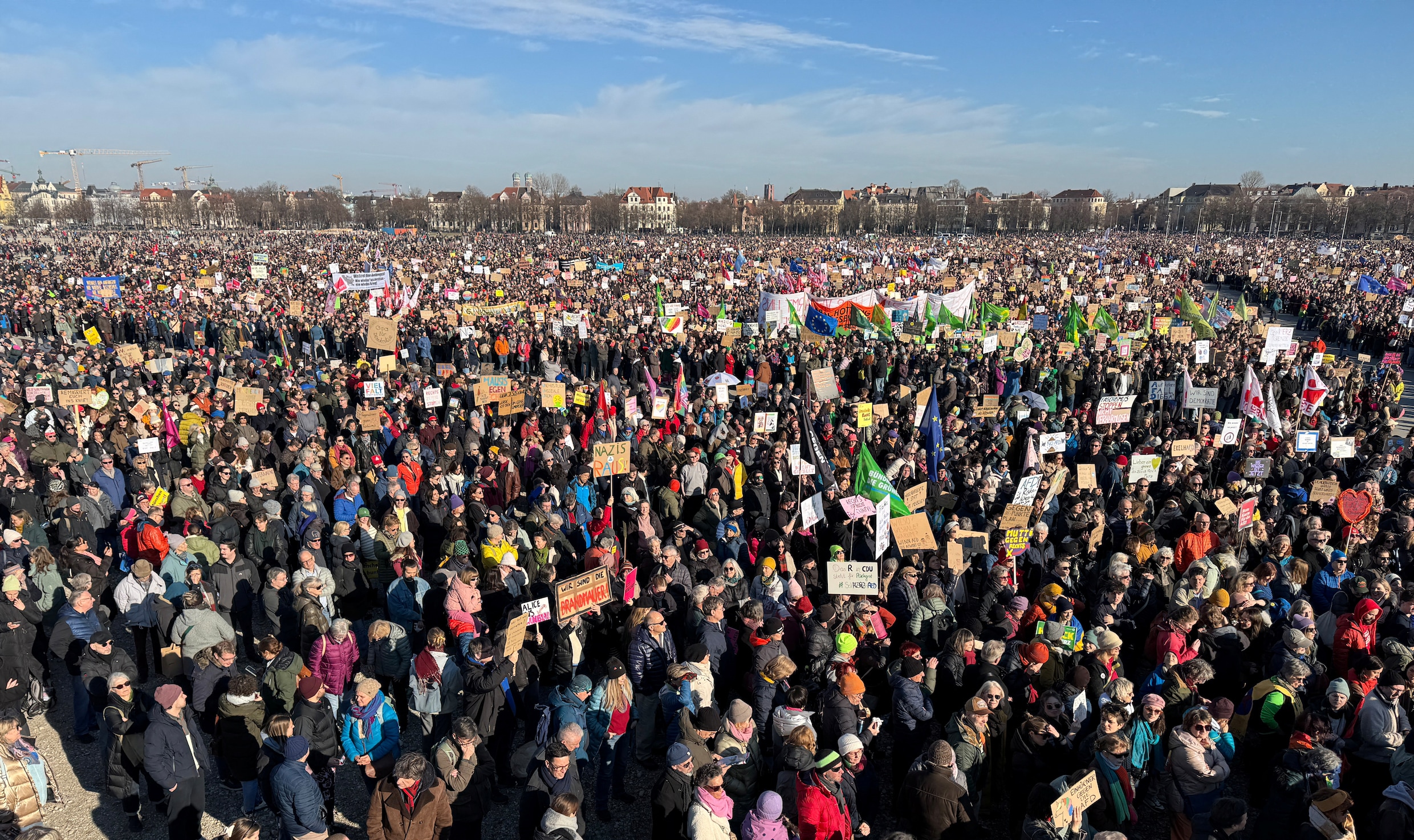 Meer dan 200.000 mensen protesteren in München tegen AfD | Het Parool