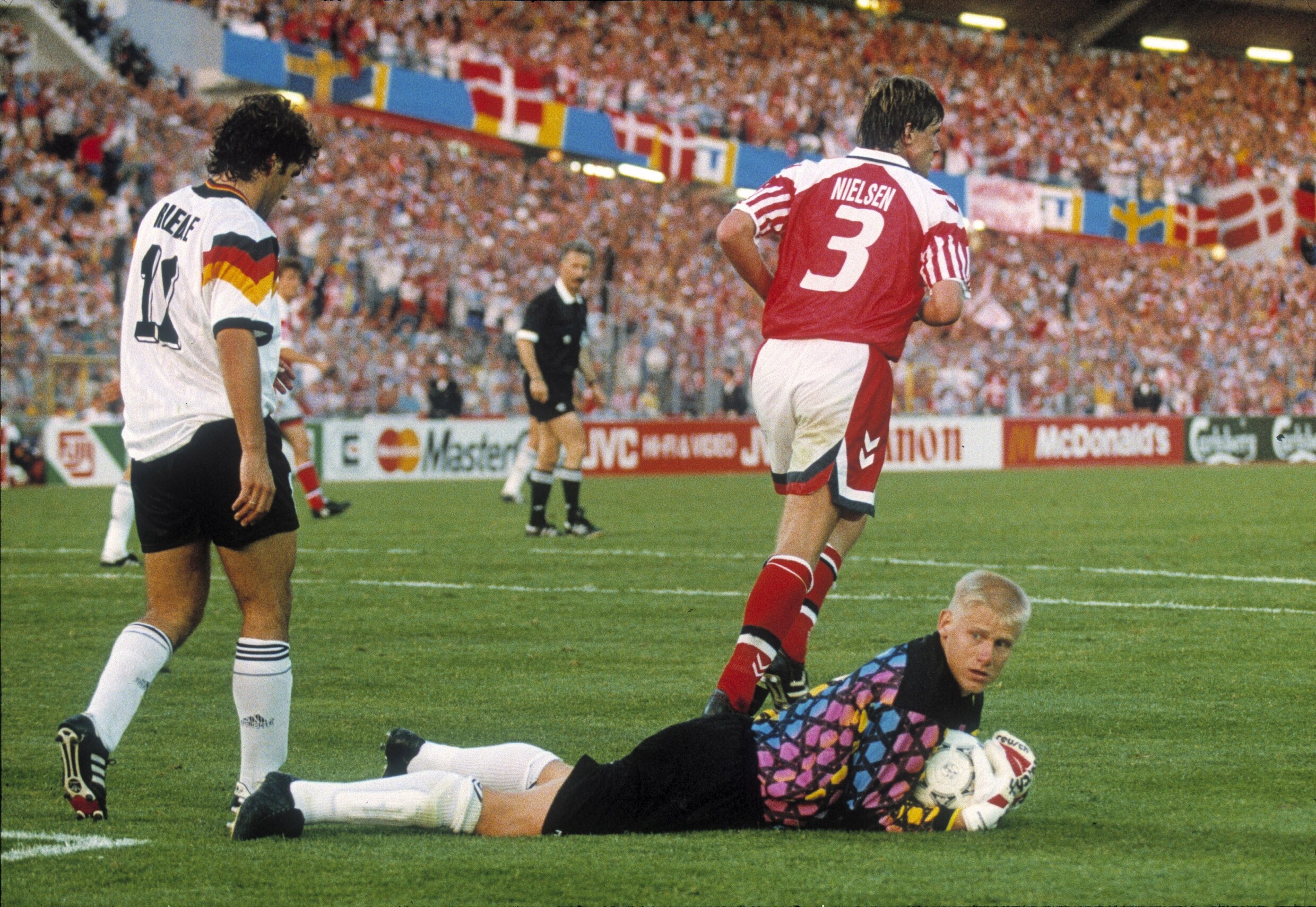 Recensie: Er hoefde maar iets te gebeuren of de opgekropte woede van ...