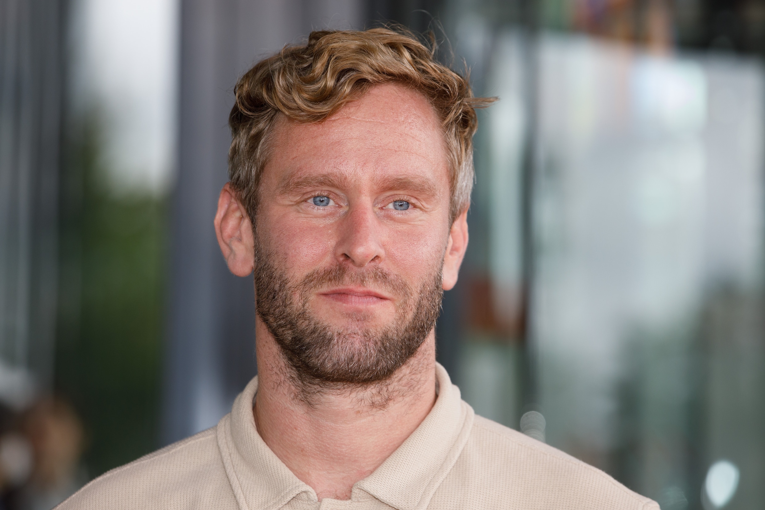 Presentator Tim den Besten bekent identiteitsfraude, OM seponeert zaak na mediationgesprek | Het ...