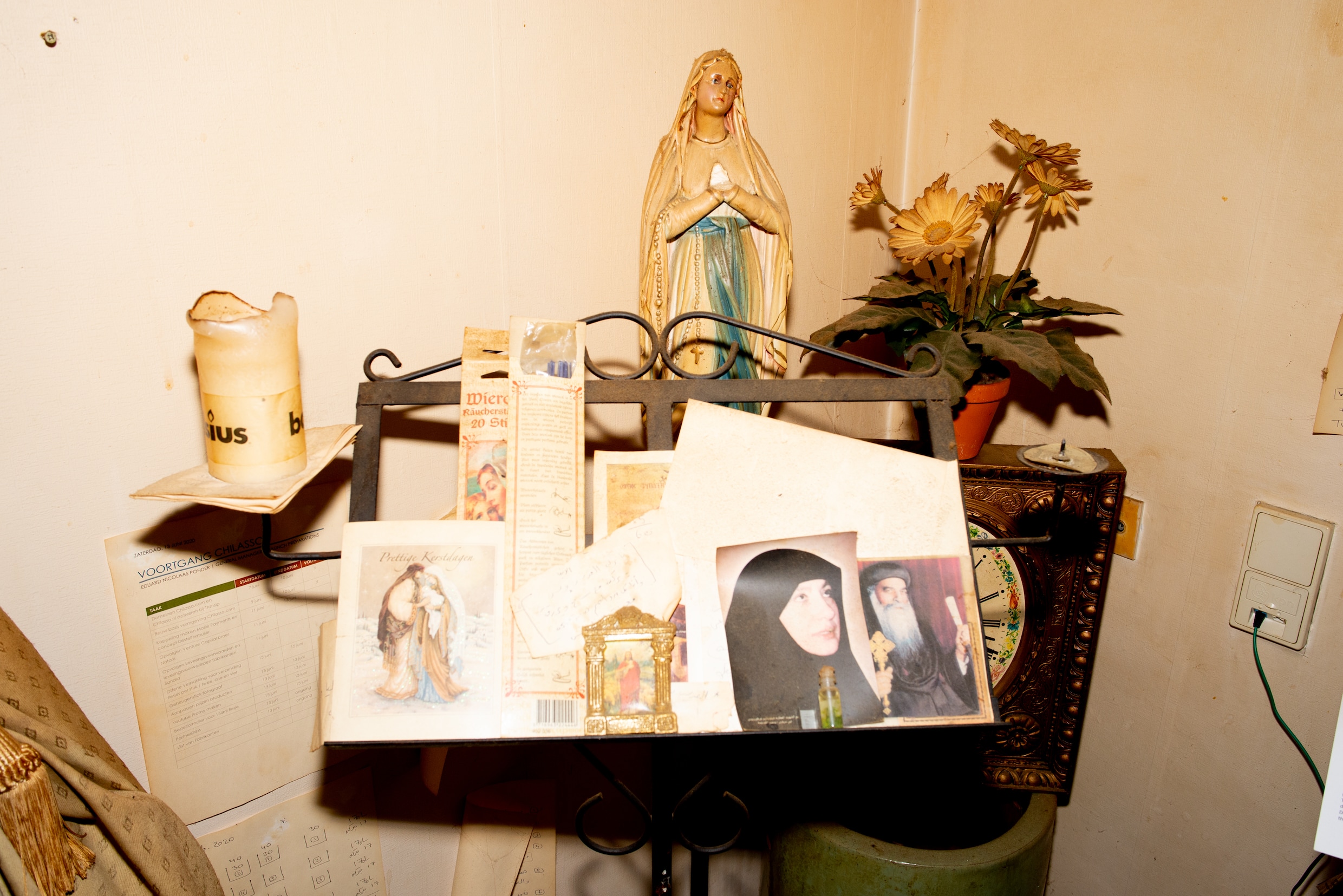 Hotsausdandy Adel (67) maakt Chilasso gewoon op tweehoog in De Pijp ...