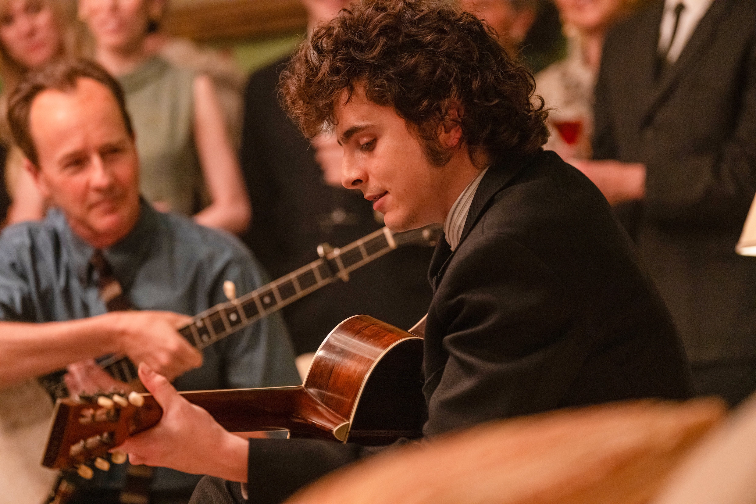 Timothée Chalamet schittert als jonge Bob Dylan in A Complete Unknown ...