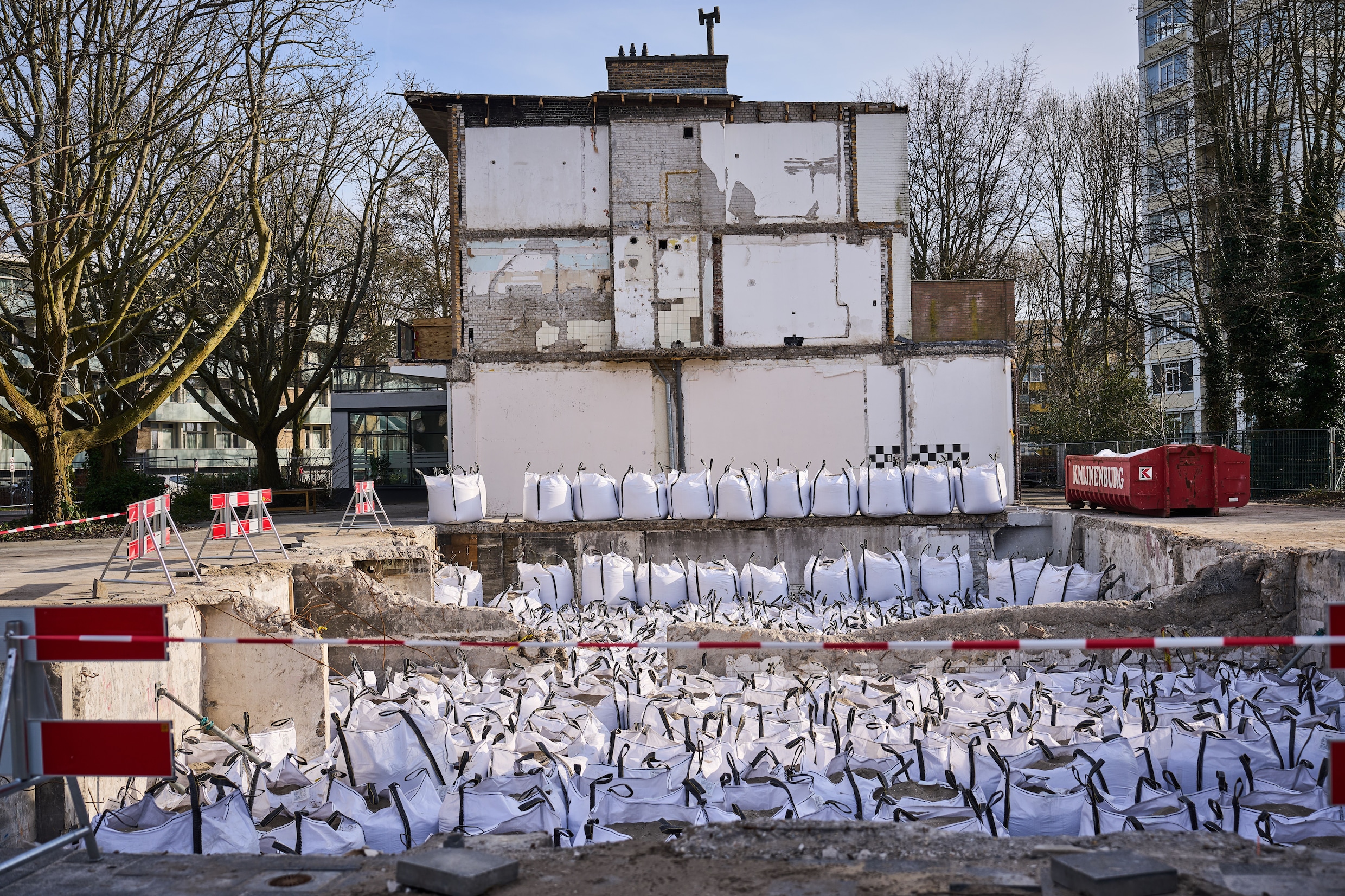 OM: 200 liter benzine gebruikt bij brand en explosie Den Haag waarbij ...